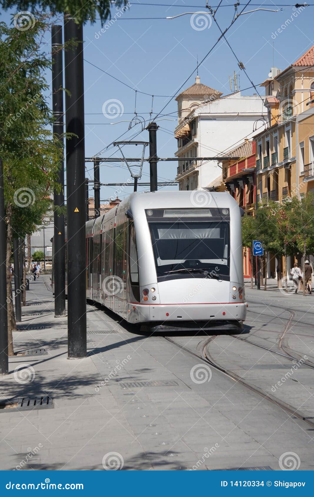 Cityscape. Moderne Tram. Spanje. Europa. Stock Foto - Image of land ...