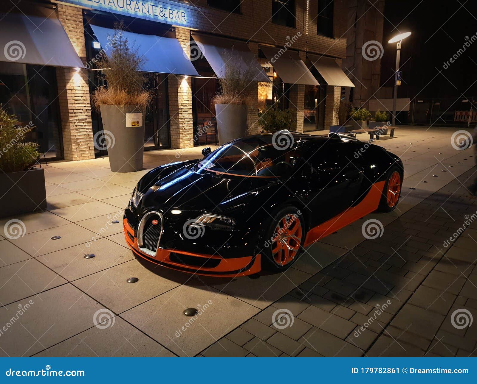 Ciudad Bugatti Naranja Negro Foto editorial - Imagen de codornices ...