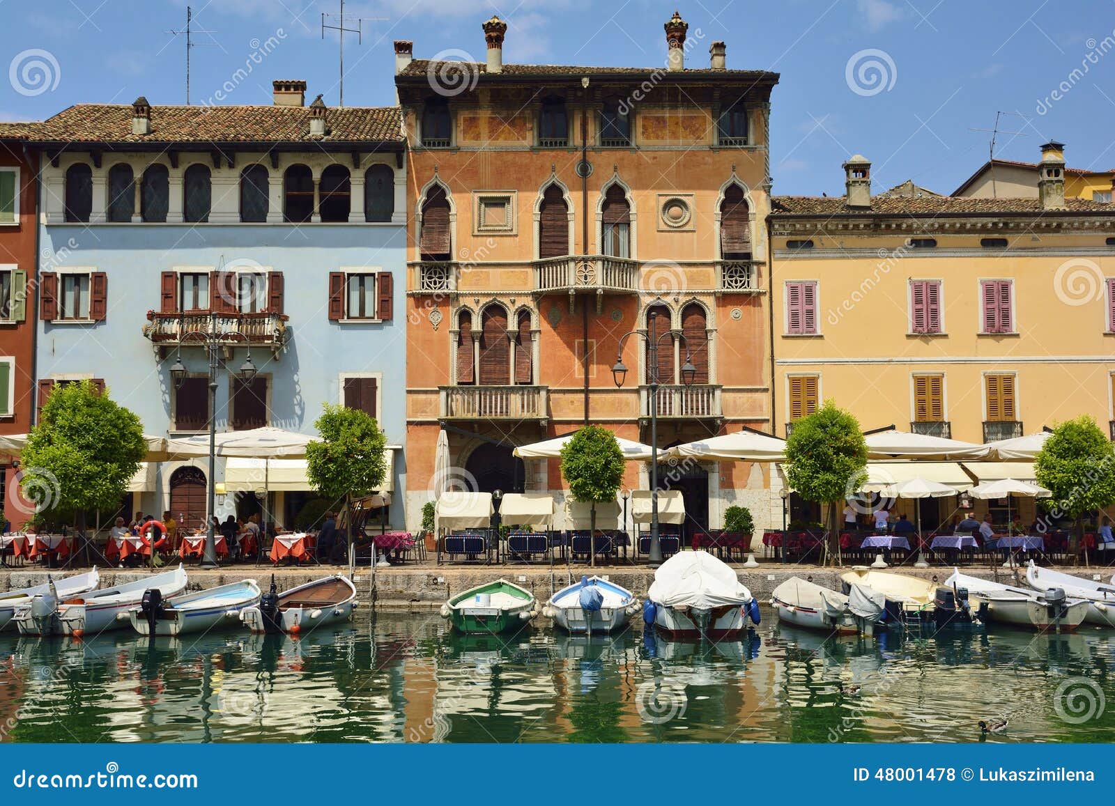 Ciudad De Desenzano Del Garda- En El Lago Garda, Italia Foto de archivo ... Ciudad De Desenzano Del Garda- En El Lago Garda, Italia Foto de archivo ...