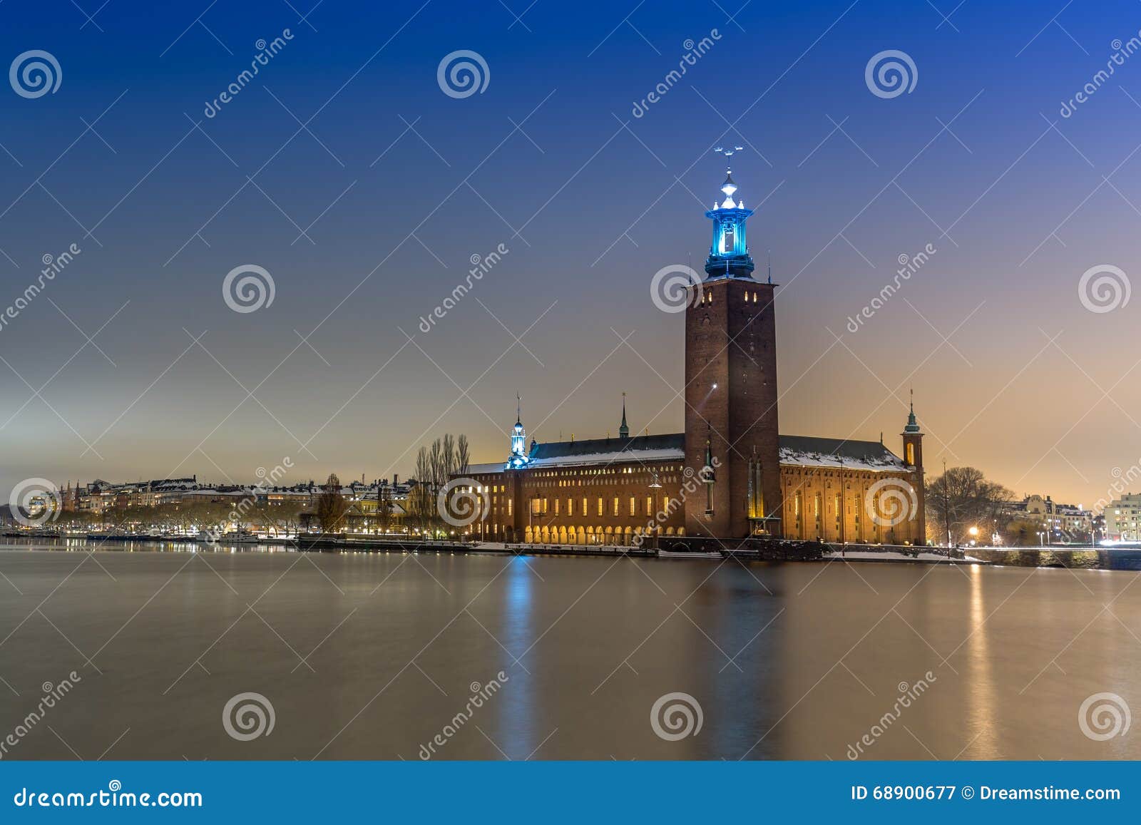 Ciudad De Estocolmo Por Noche Edificio Columned Imagen de archivo ...