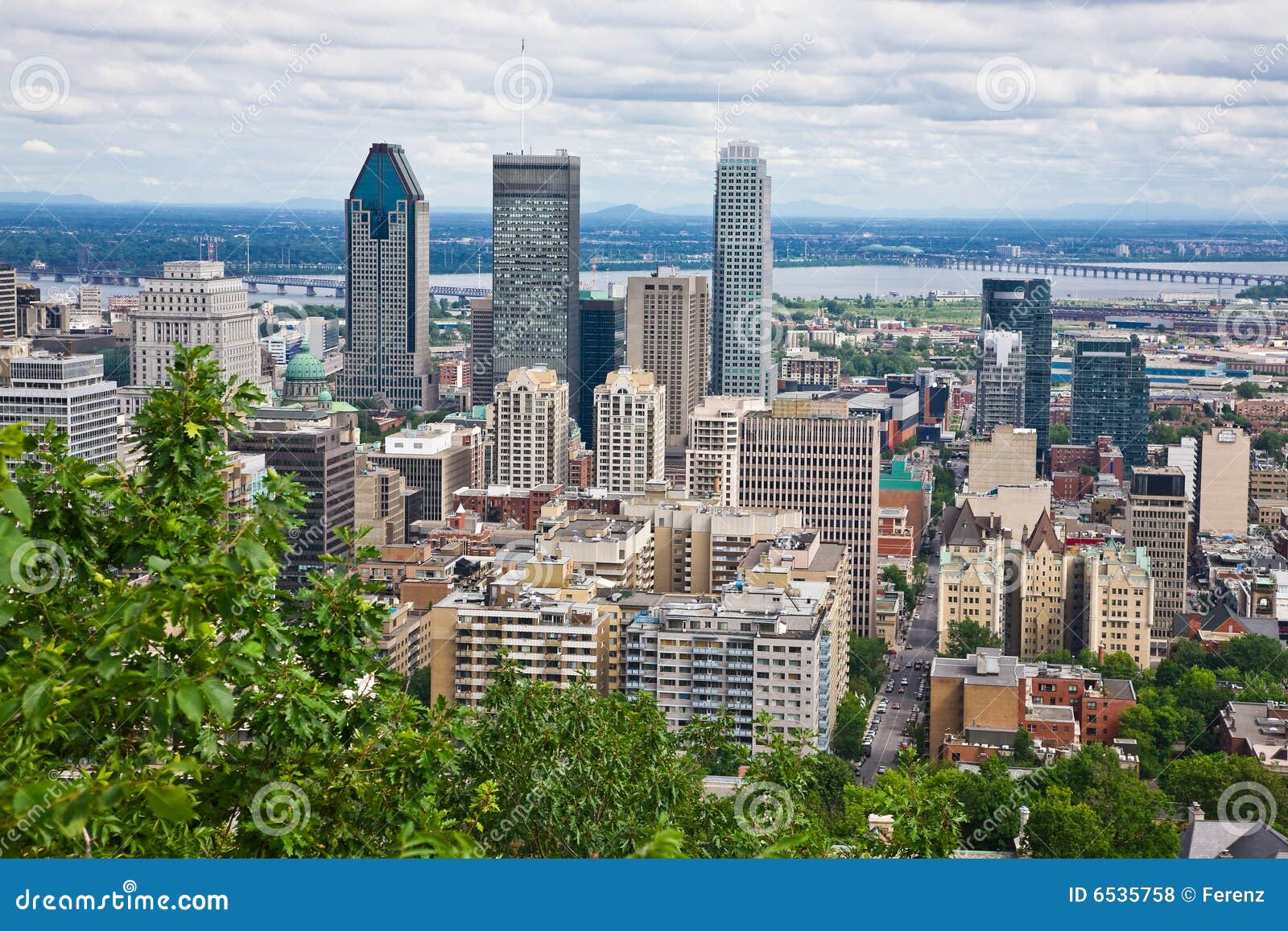 Ciudad de Montreal foto de archivo. Imagen de urbano, canadiense - 6535758