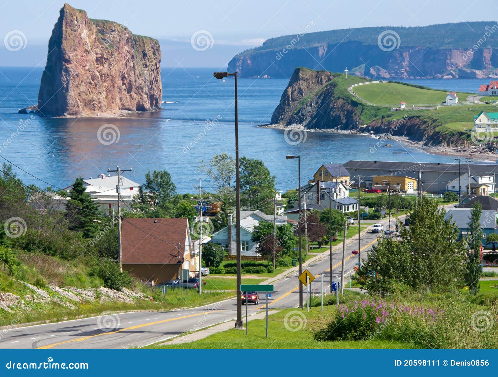 Ciudad De Percé Quebec, Canadá Imagen de archivo - Imagen de cielo ...
