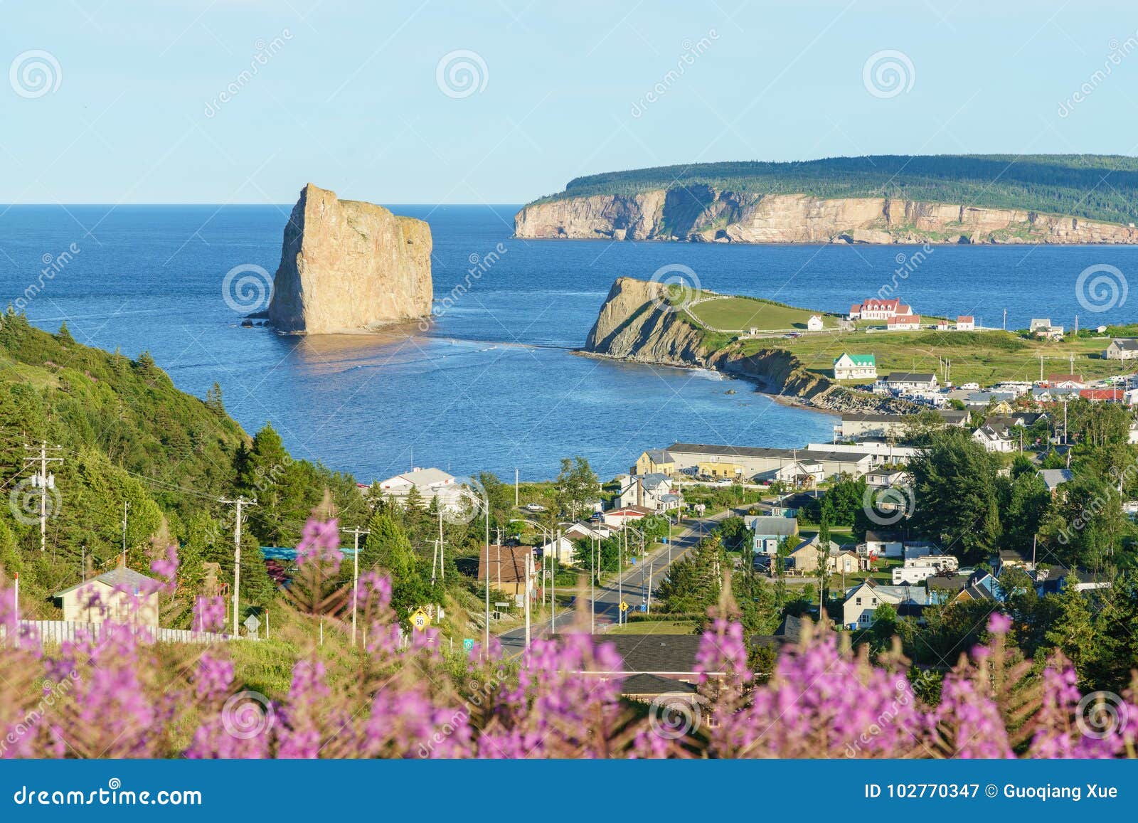 Ciudad de Perce, Quebec imagen de archivo. Imagen de casas - 102770347