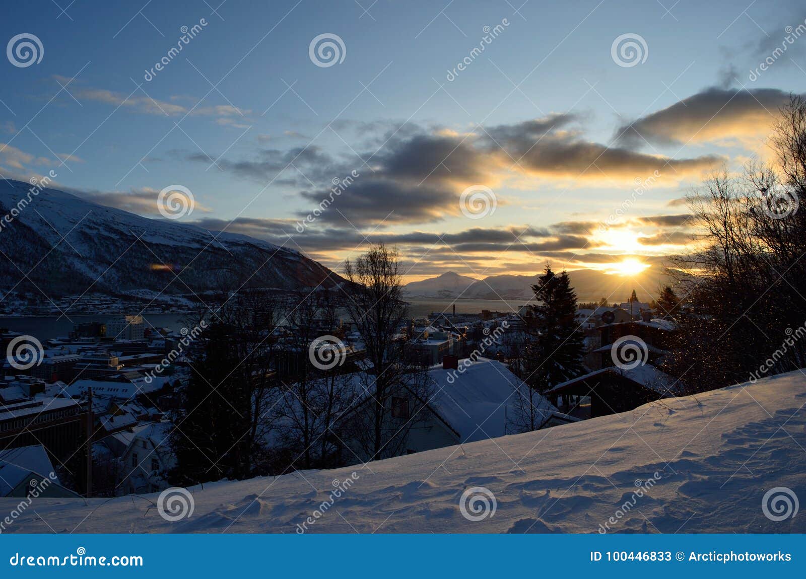 Ciudad De Tromso En Invierno Con Nieve Y Sol Foto de archivo editorial ...
