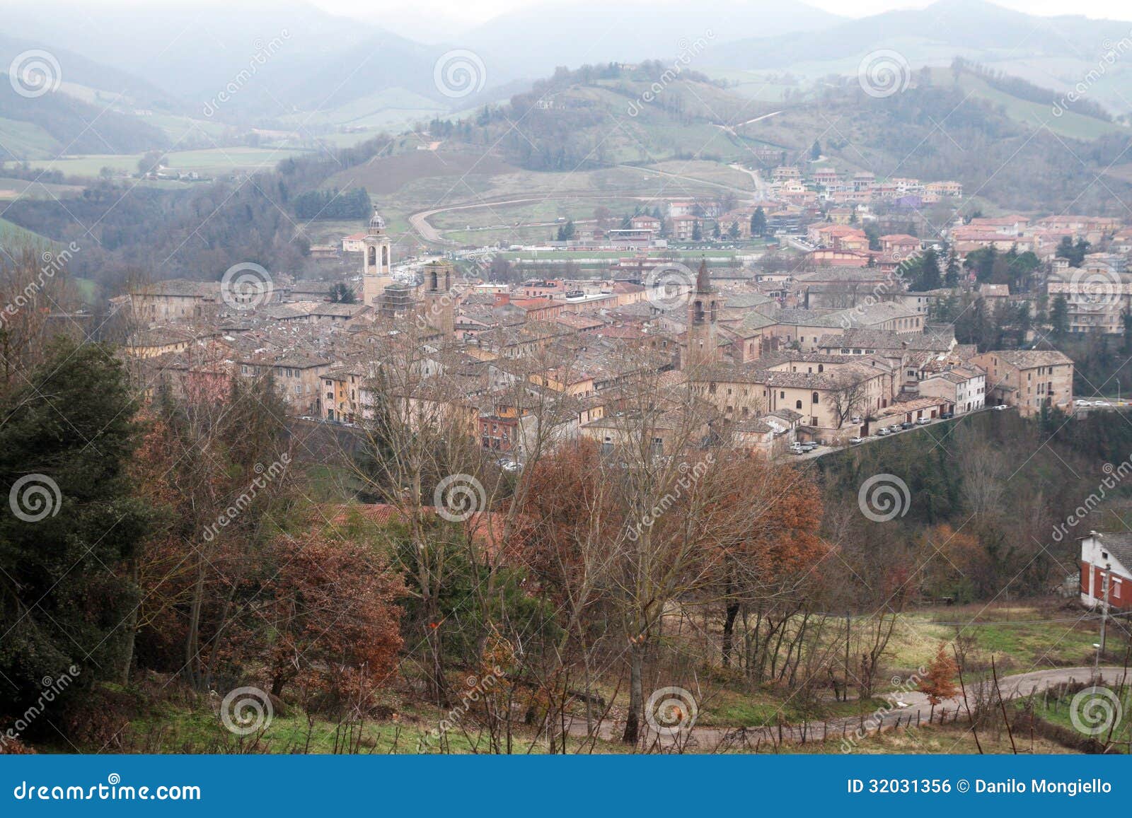 Ciudad de Urbania foto de archivo. Imagen de recorrido - 32031356