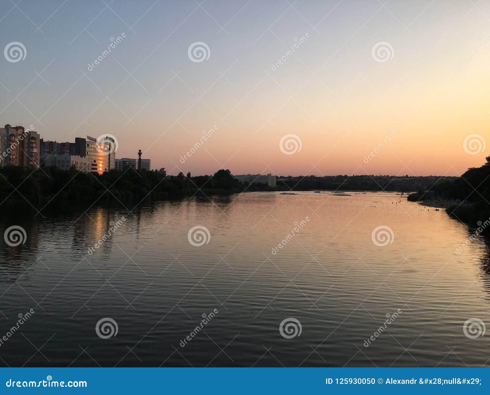 Ciudad del lago water foto de archivo. Imagen de ciudad - 125930050