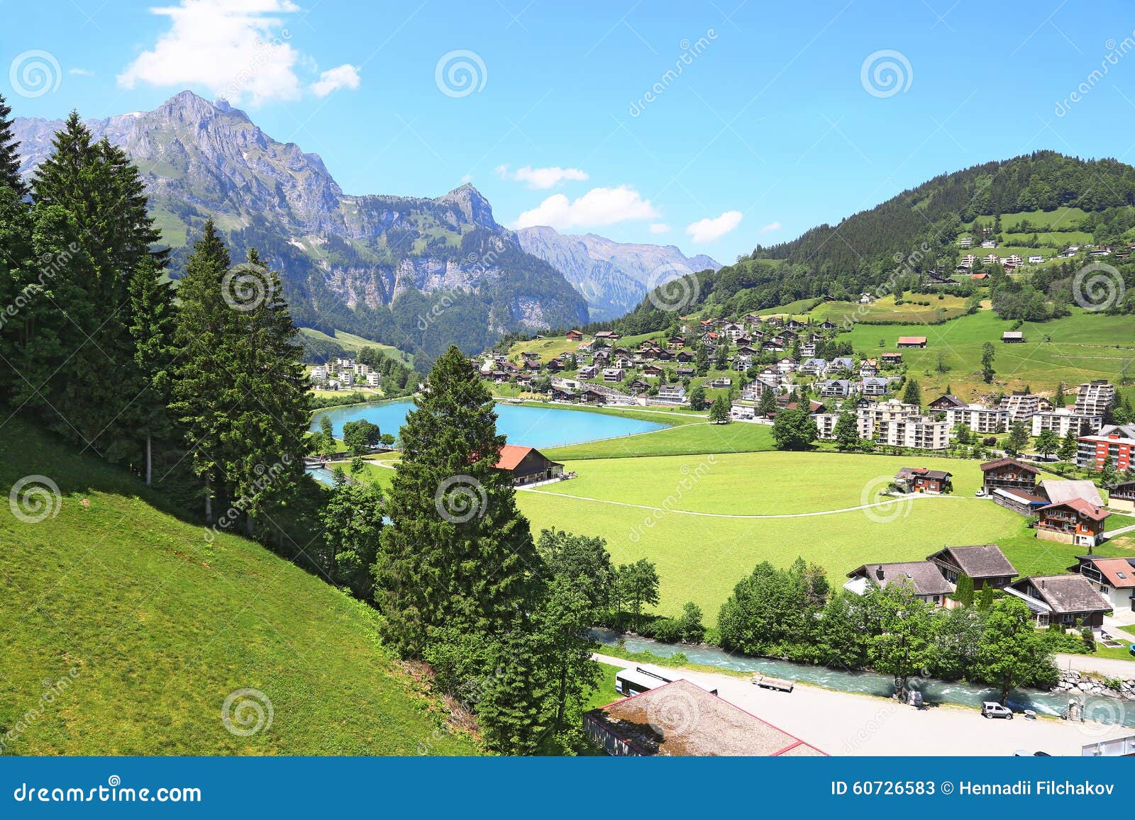 Ciudad en las montan@as imagen de archivo. Imagen de campo - 60726583