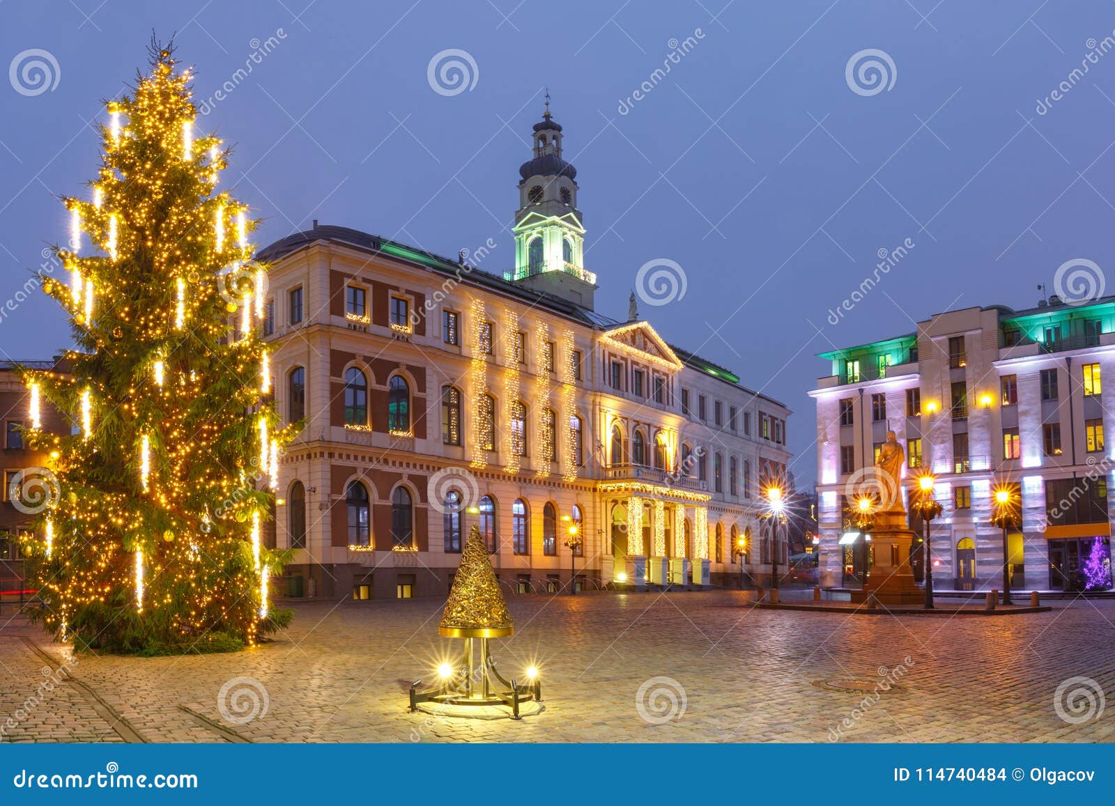 Ciudad Hall Square En La Ciudad Vieja De Riga, Letonia Foto de archivo ...