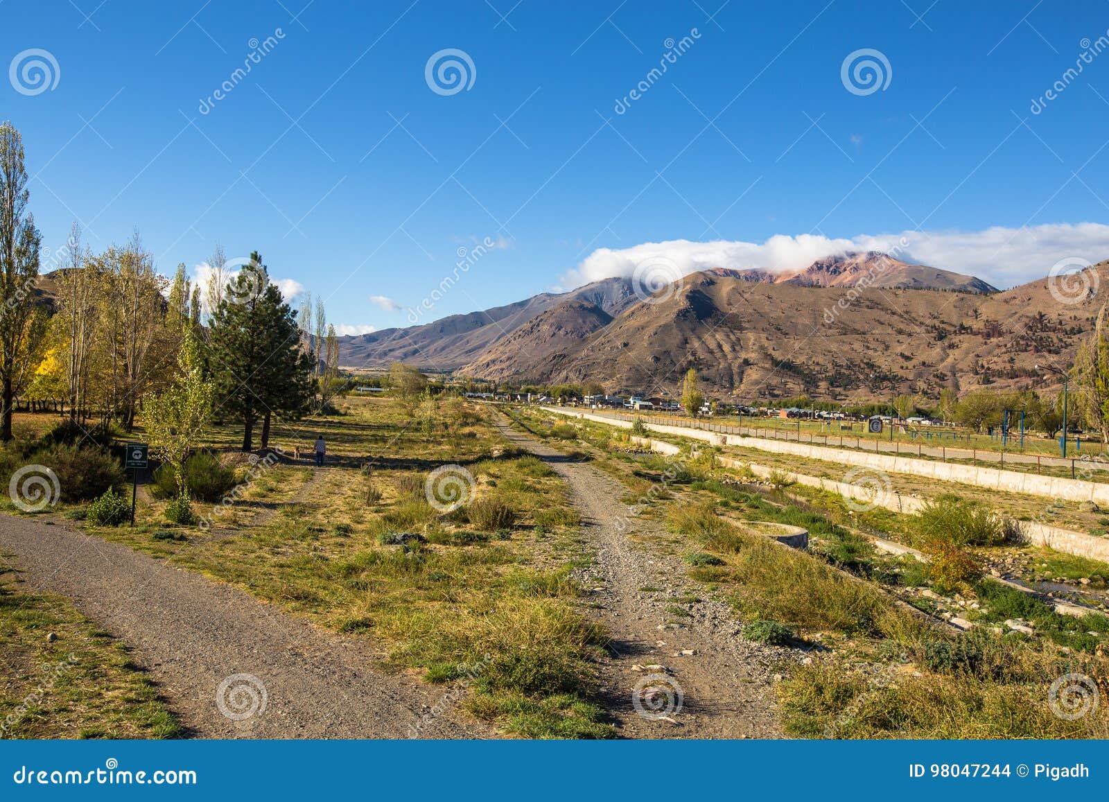 Ciudad La Argentina De Esquel Foto de archivo - Imagen de azul ...