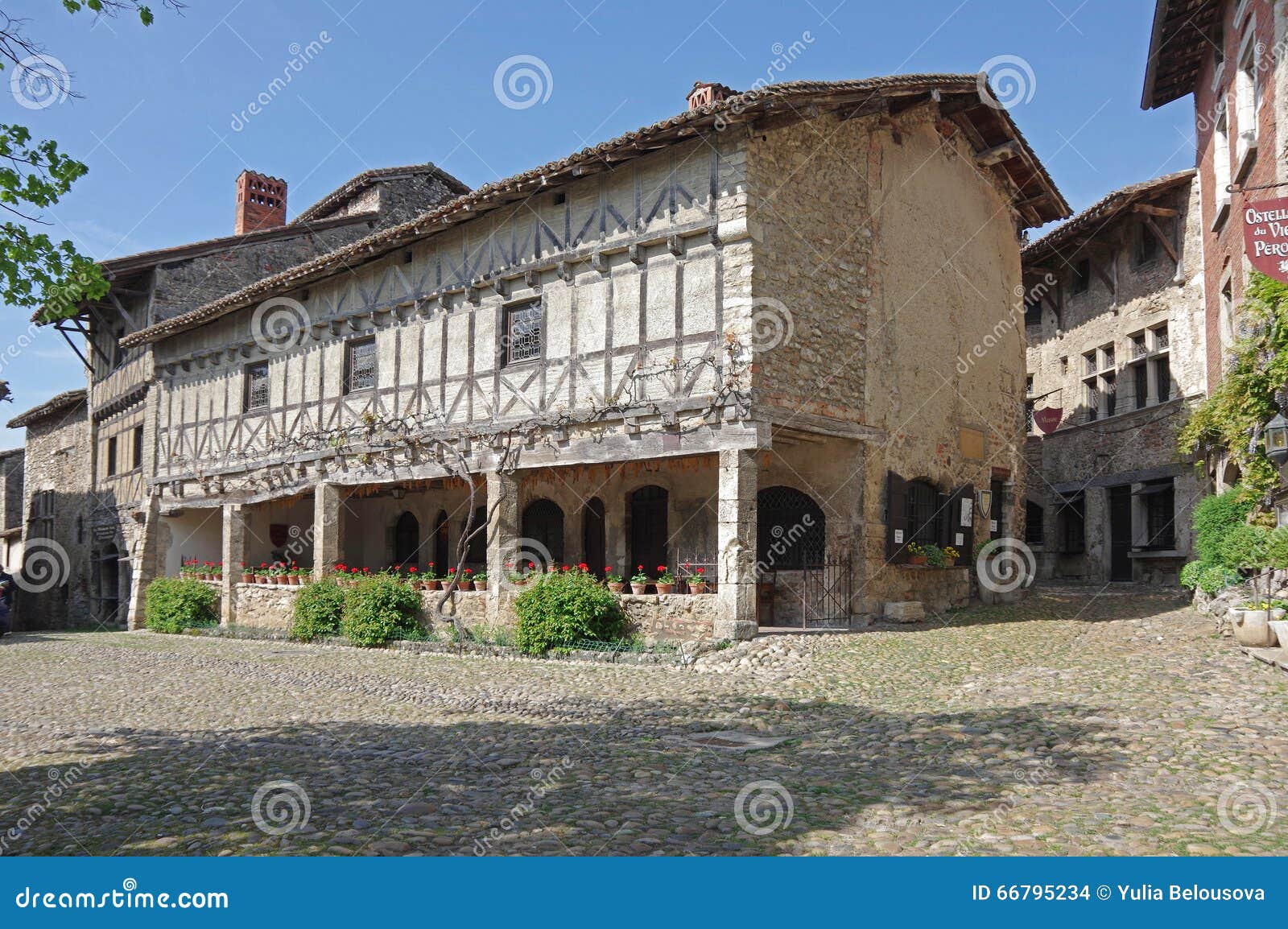 Ciudad Medieval De Perouges Imagen de archivo editorial - Imagen de ...