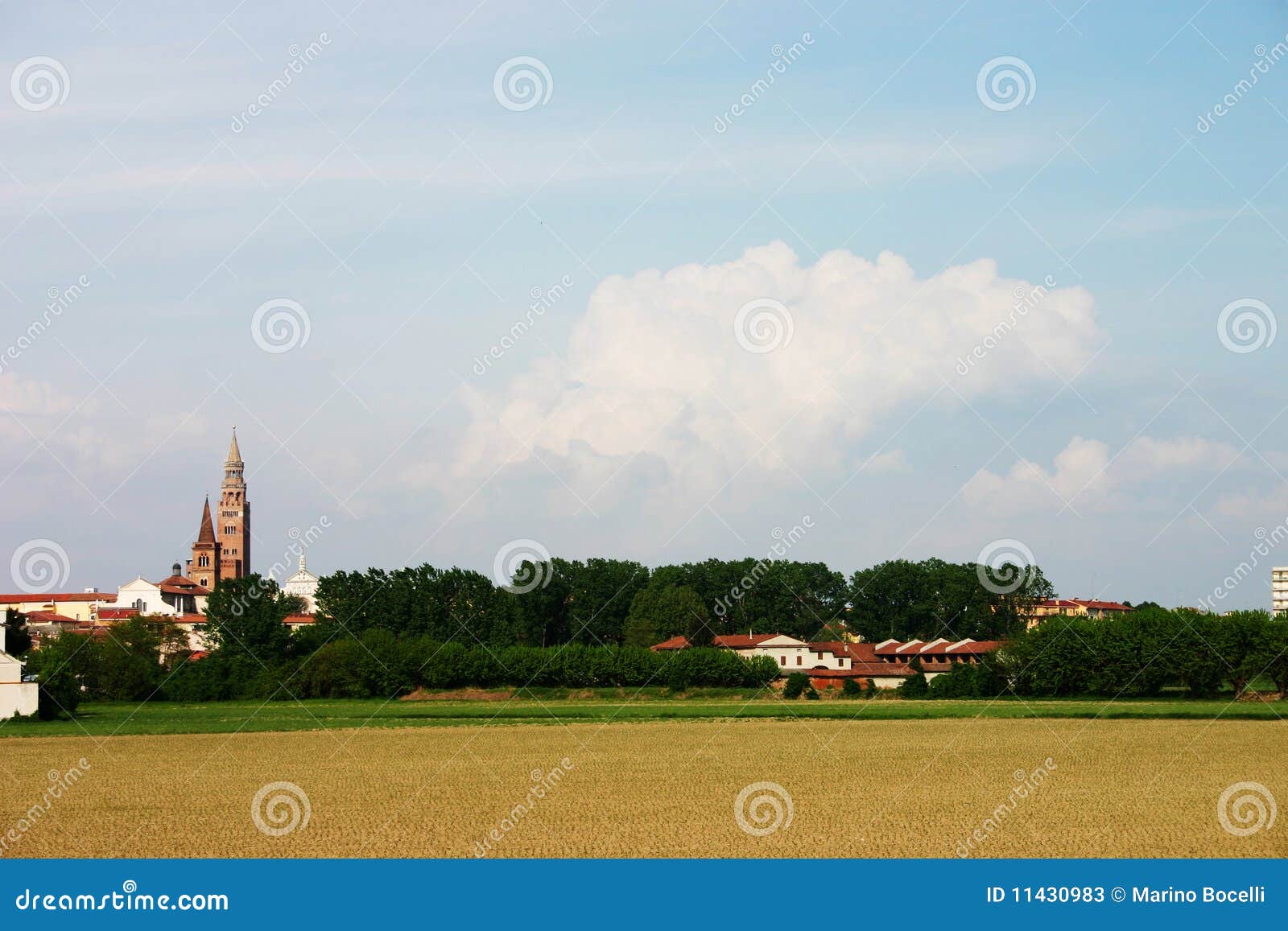 Ciudad rural imagen de archivo. Imagen de nubes, verde - 11430983