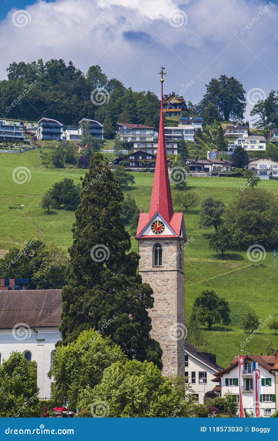 Ciudad Weggis En El Lago Lucerne Foto de archivo - Imagen de europa ...