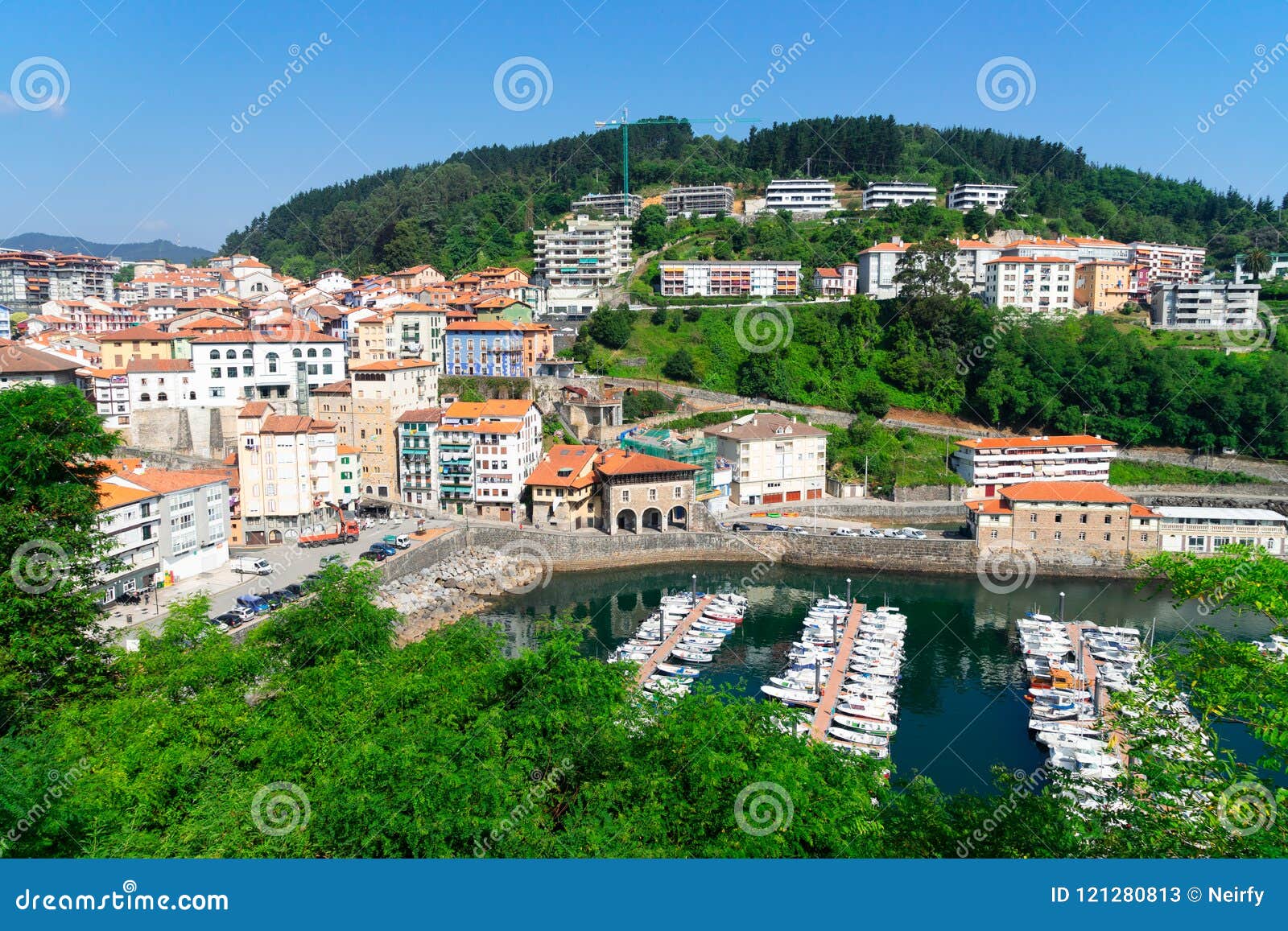 Ciudad Y Puerto De Ondarroa Imagen de archivo - Imagen de iglesia ...