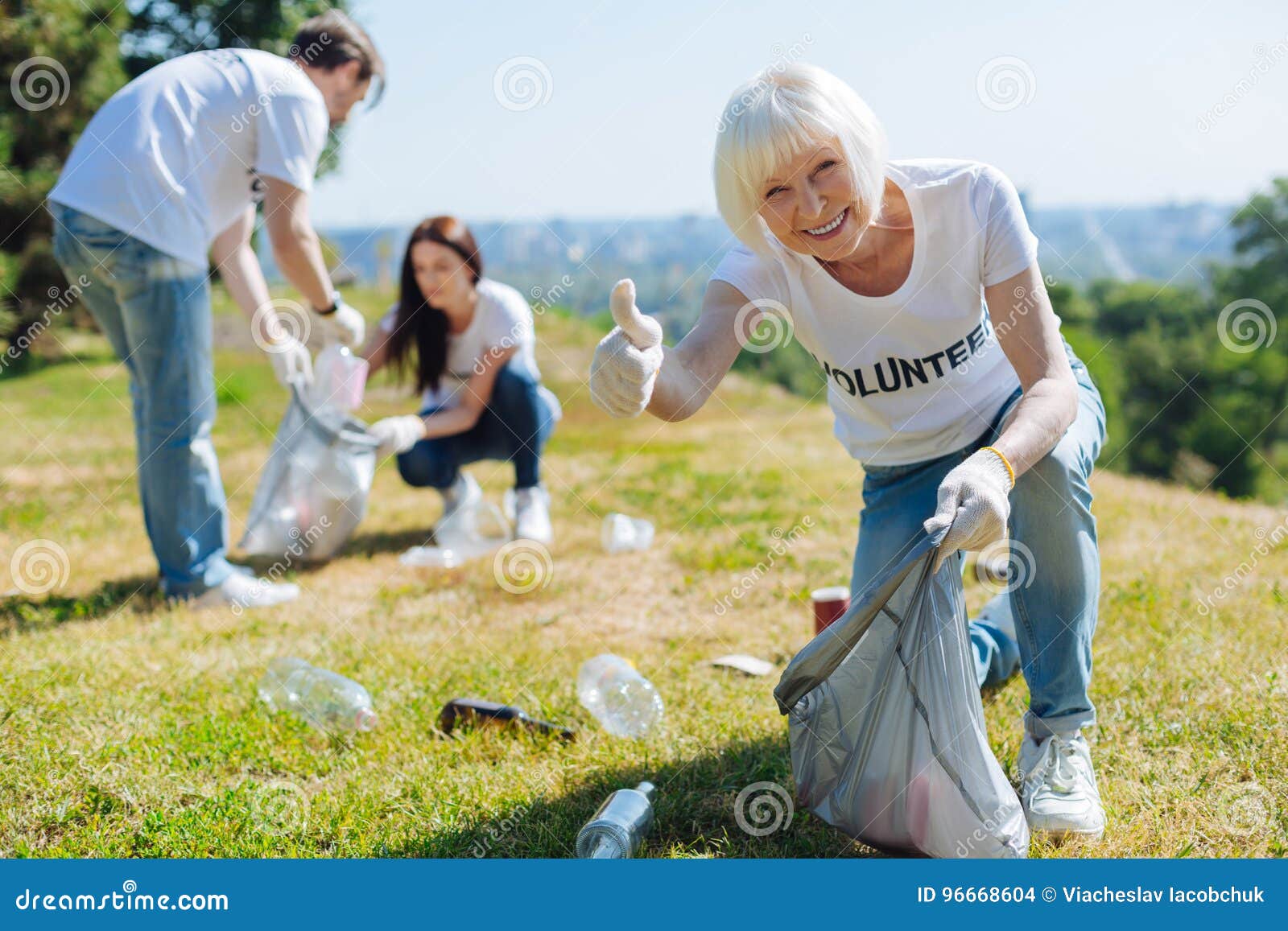 Ciudadanos Progresivos Brillantes Que Ayudan a La Comunidad Local Foto ...
