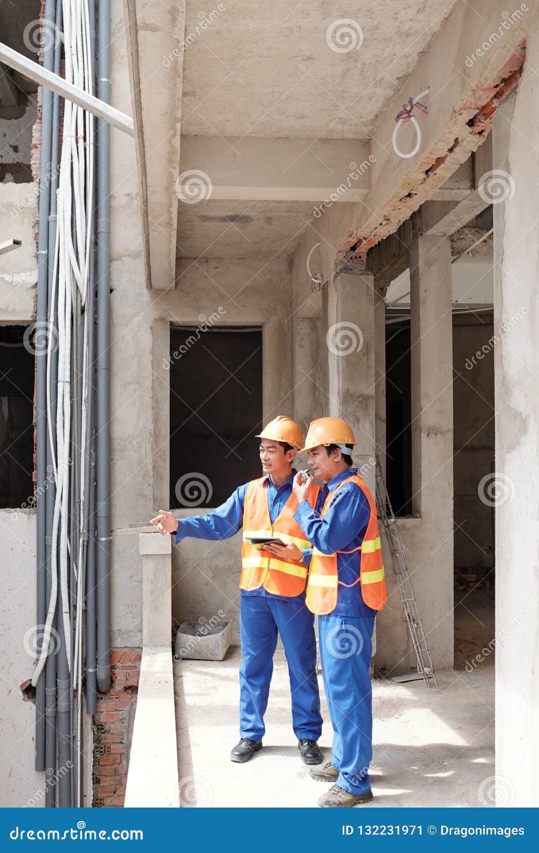 Engineers Discussing Problem Stock Image - Image of builder, problem ...