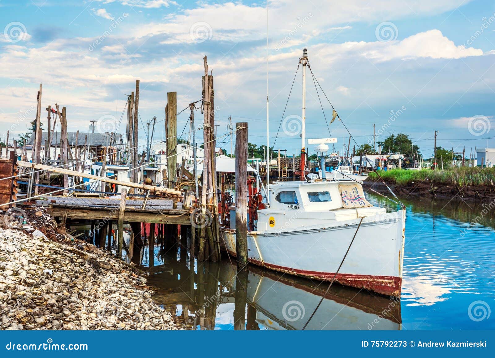 Clam Boat Shoal Harbor foto de archivo editorial. Imagen de embarcadero ...