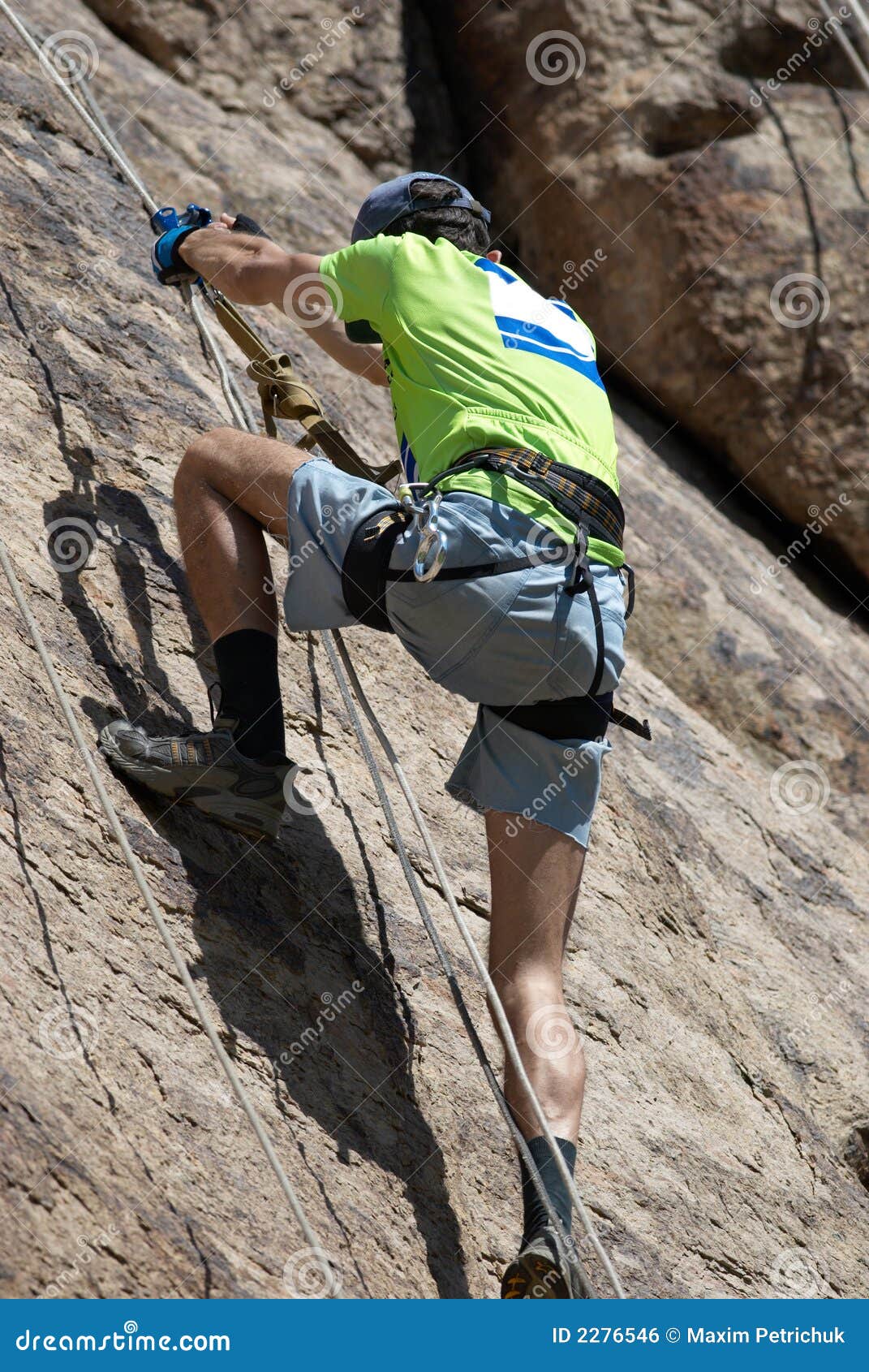 Clamber en el acantilado foto de archivo. Imagen de confiabilidad - 2276546