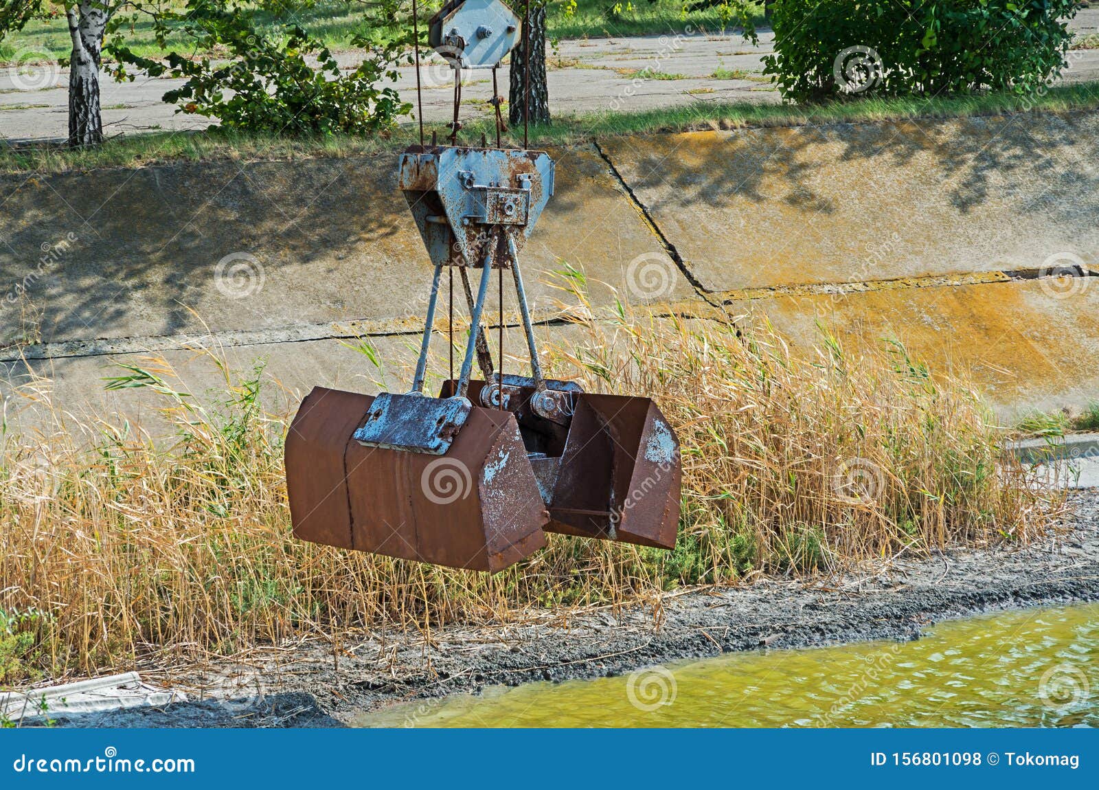 Clamshell Buckets Coal-loading Crane Stock Photo - Image of metallic ...