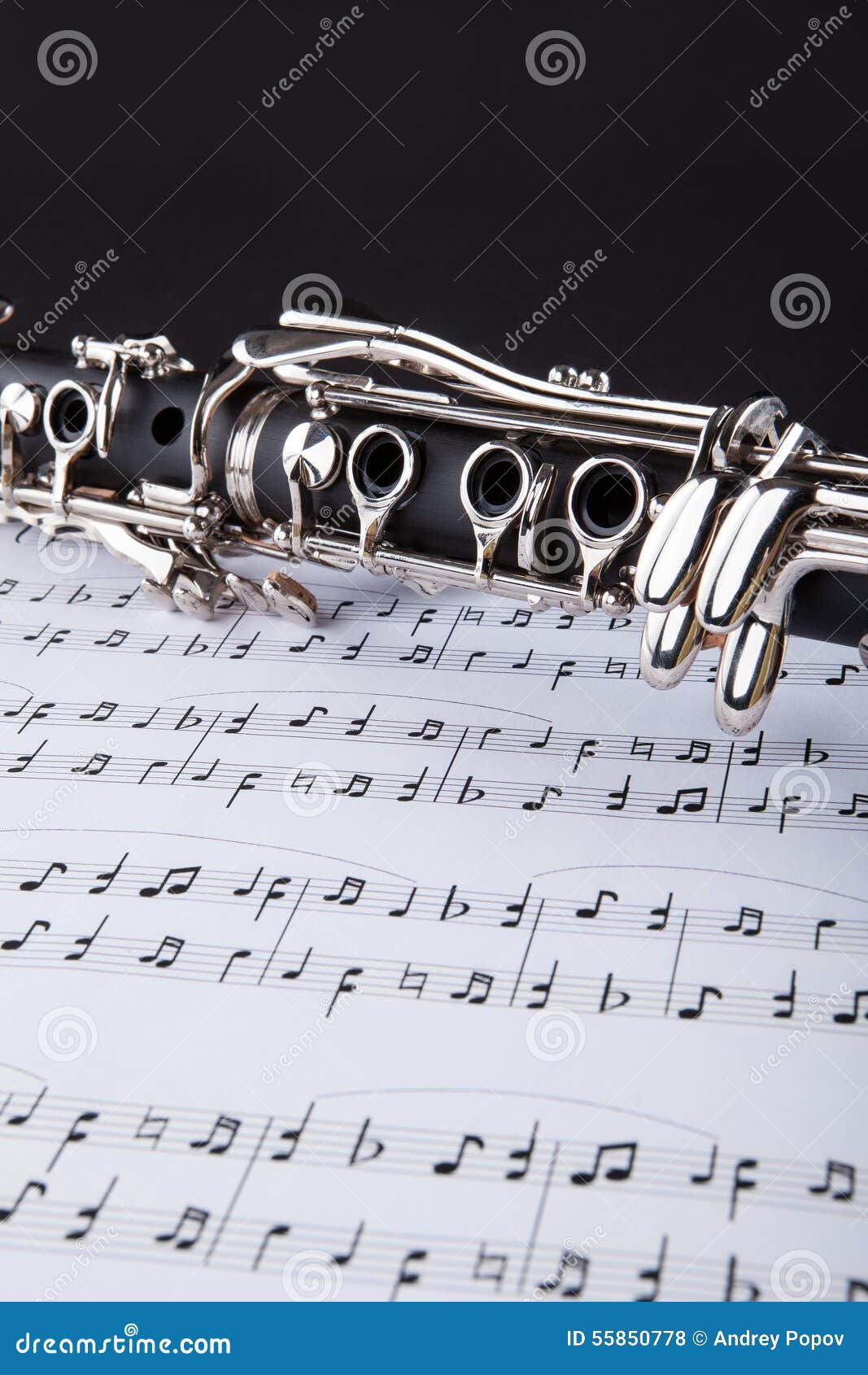 Clarinetto e nota musicale fotografia stock. Immagine di bugola - 55850778