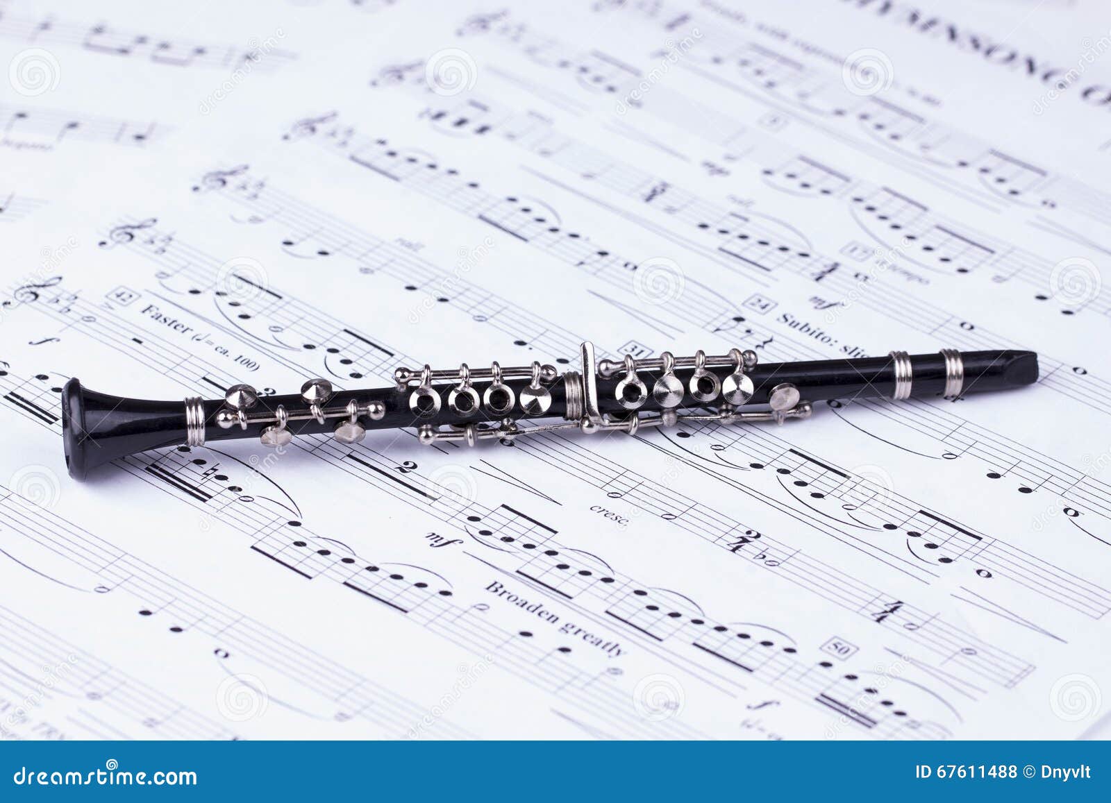 Clarinetto Nero Piccolo Sulle Note Fotografia Stock - Immagine di ...