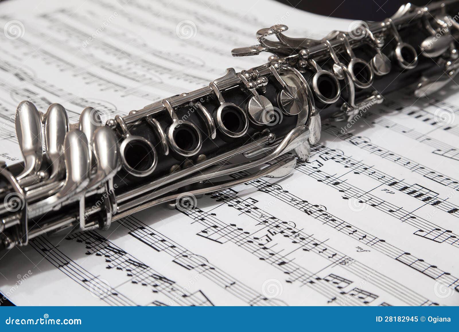Clarinetto Sopra La Pagina Con Le Note Immagine Stock - Immagine di ...