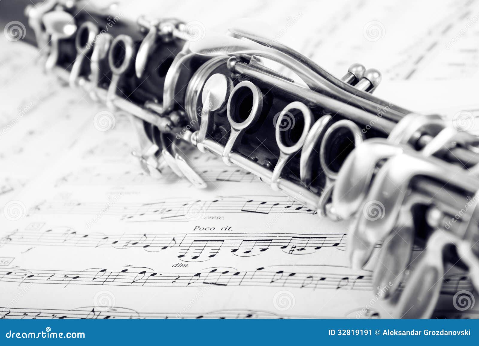 Clarinetto su musica immagine stock. Immagine di clarinetto - 32819191