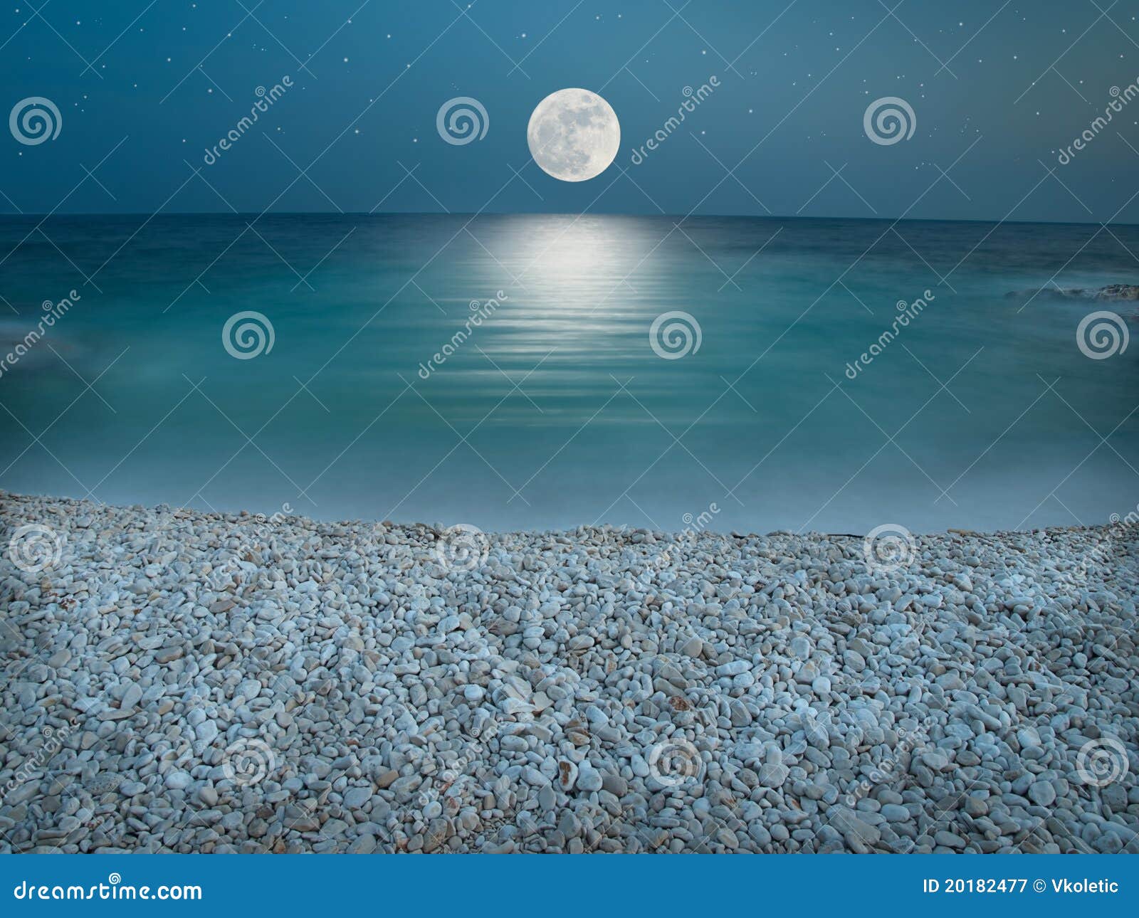 Claro De Luna En El Pebble Beach Imagen de archivo - Imagen de grava ...