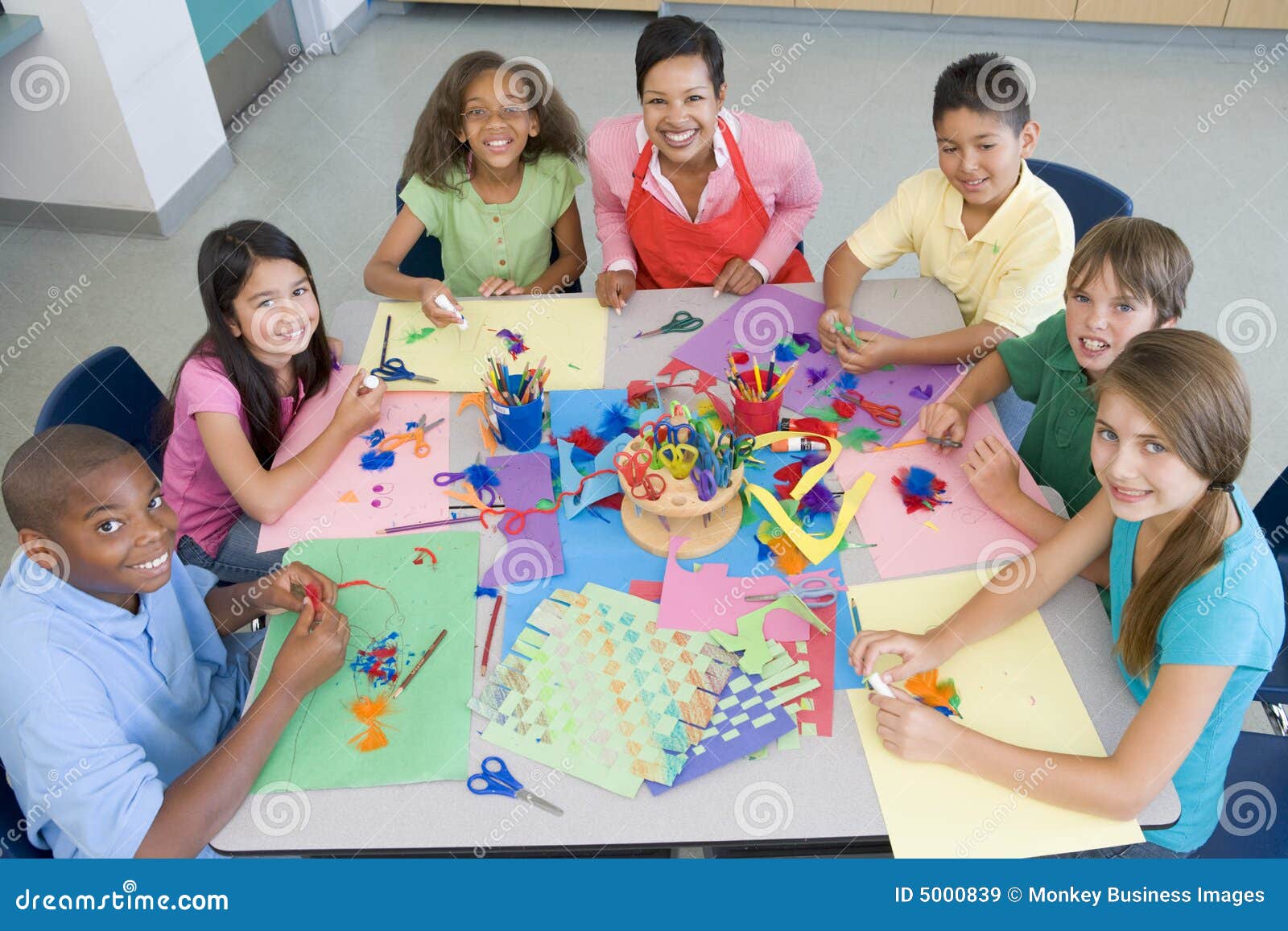 Clase De Arte De La Escuela Primaria Imagen de archivo - Imagen de ...