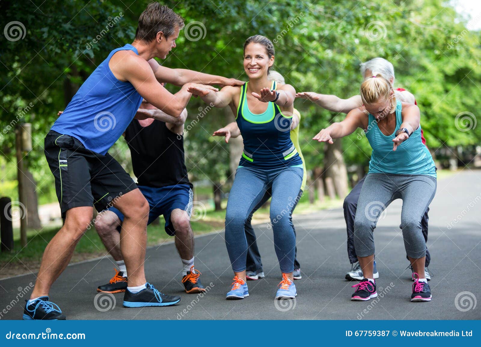 Clase De La Aptitud Que Hace Secuencia Agazapada Imagen de archivo ...