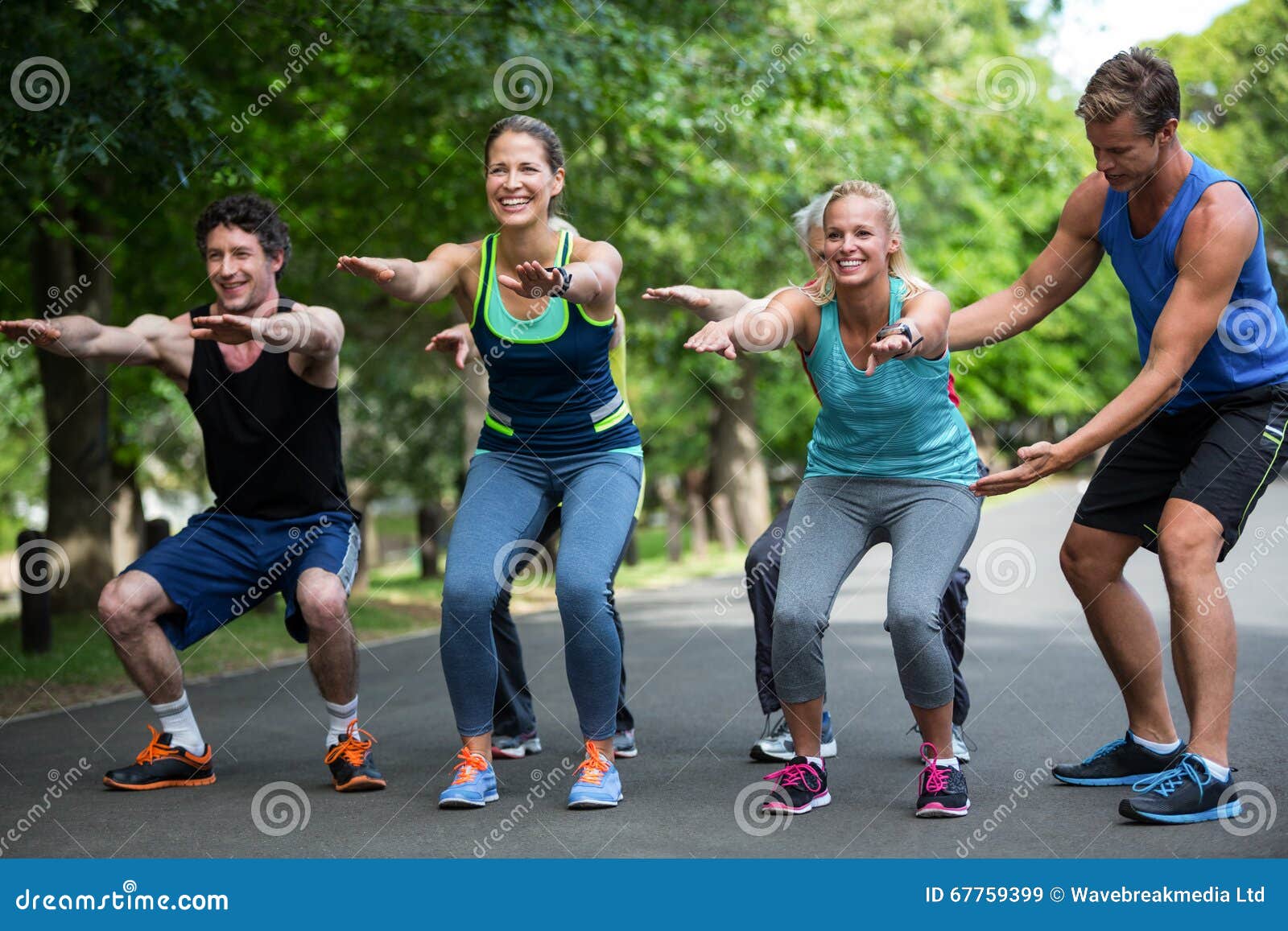 Clase De La Aptitud Que Hace Secuencia Agazapada Imagen de archivo ...