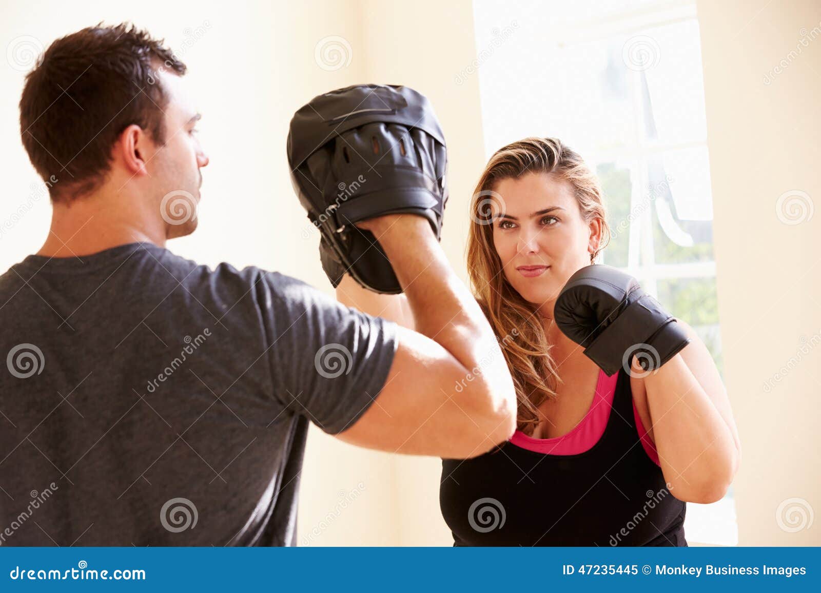 Clase Del Ejercicio De Teaching Boxing in Del Instructor De La Aptitud ...