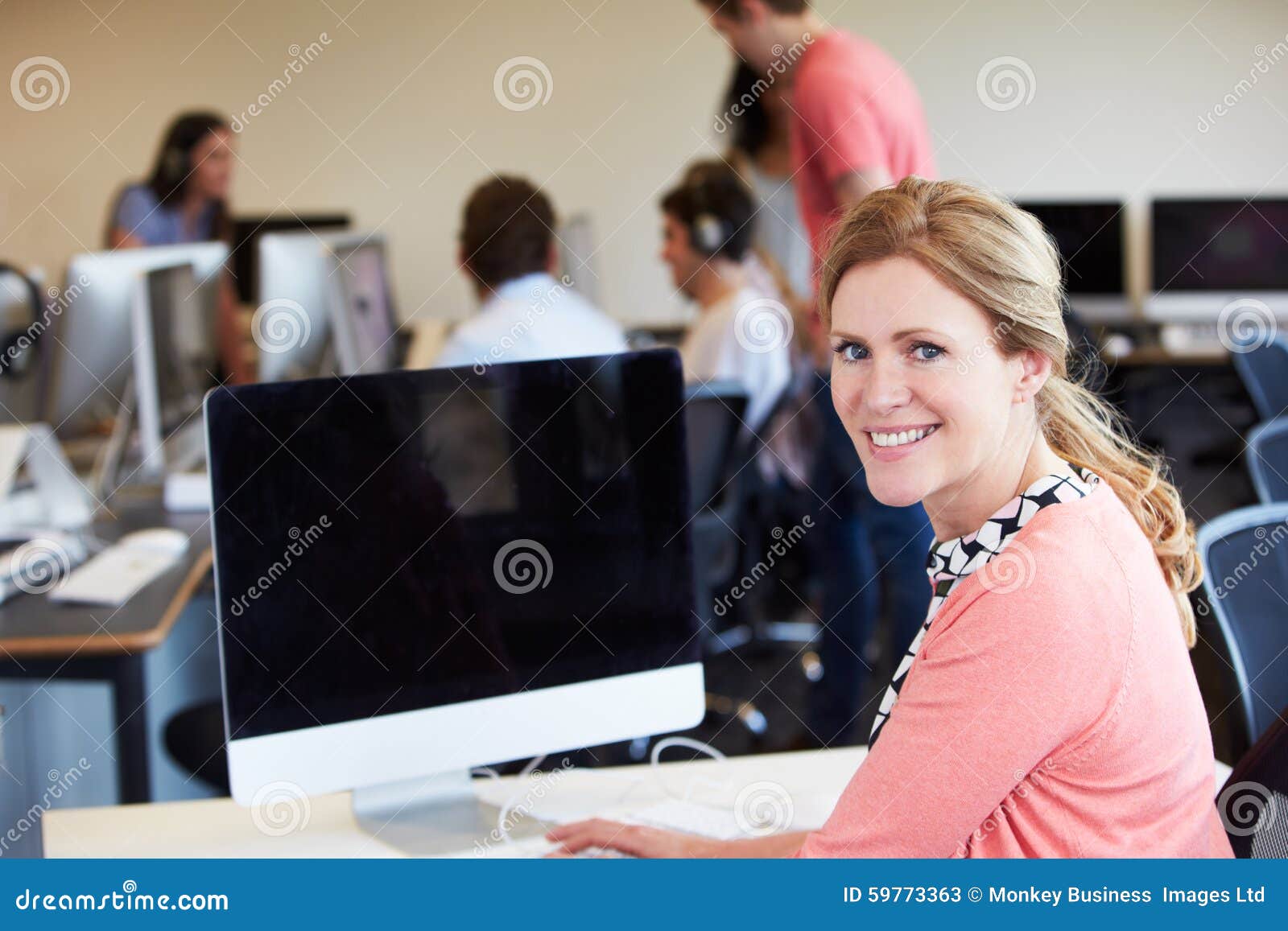 Clase Femenina De Using Computer in Las TIC Del Profesor Particular ...
