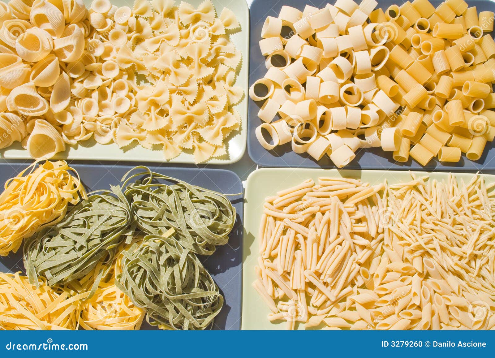 Clases de pastas foto de archivo. Imagen de brillantemente - 3279260