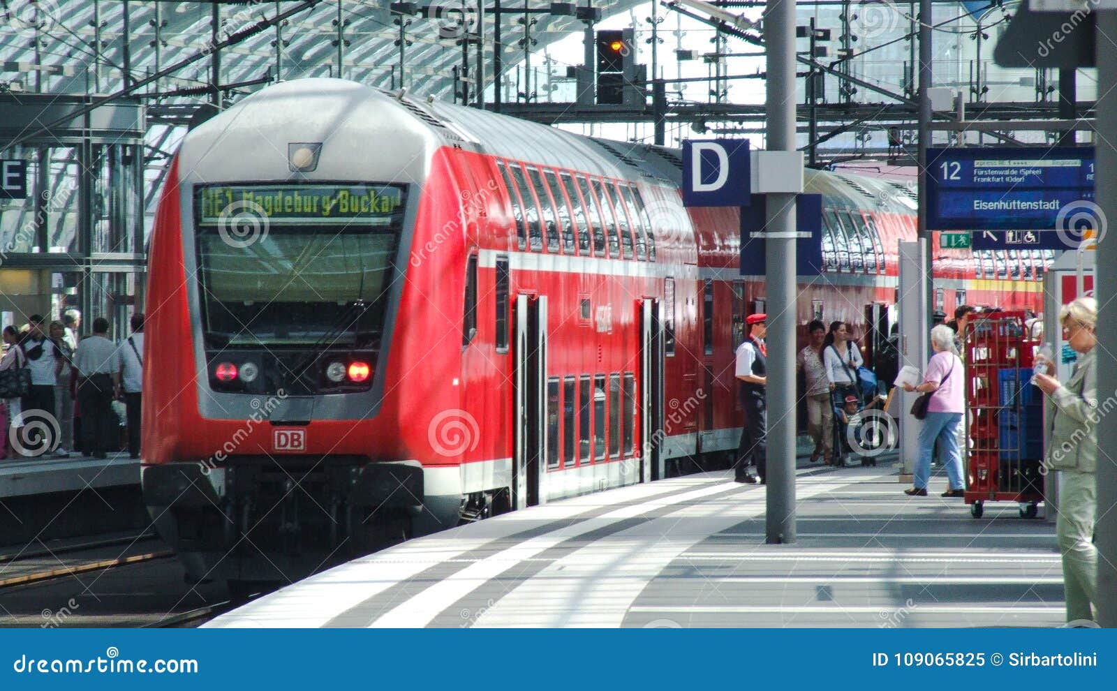 Class 143 DB Electric Locomotive in Push-pull Set Configuration in ...