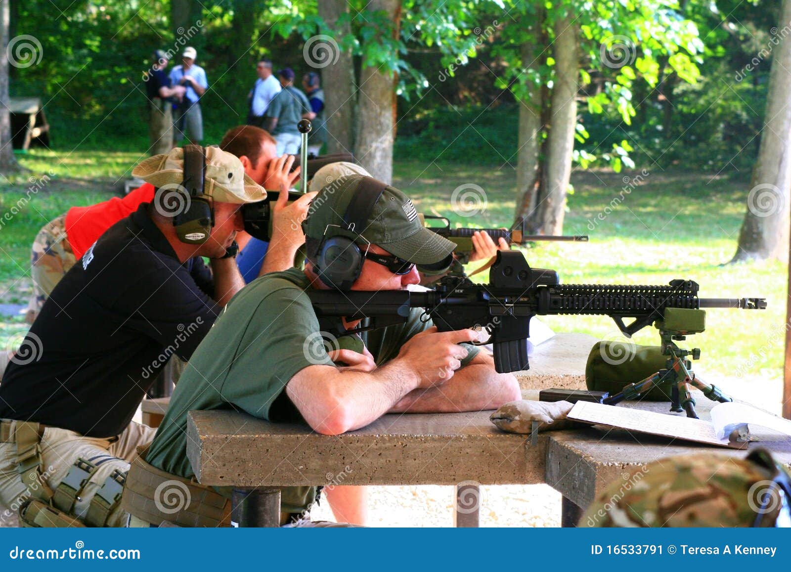 Class firearms 编辑类照片. 图片 包括有 培训人, 路线, 获得, 枪炮, 经验, 培训 - 16533791