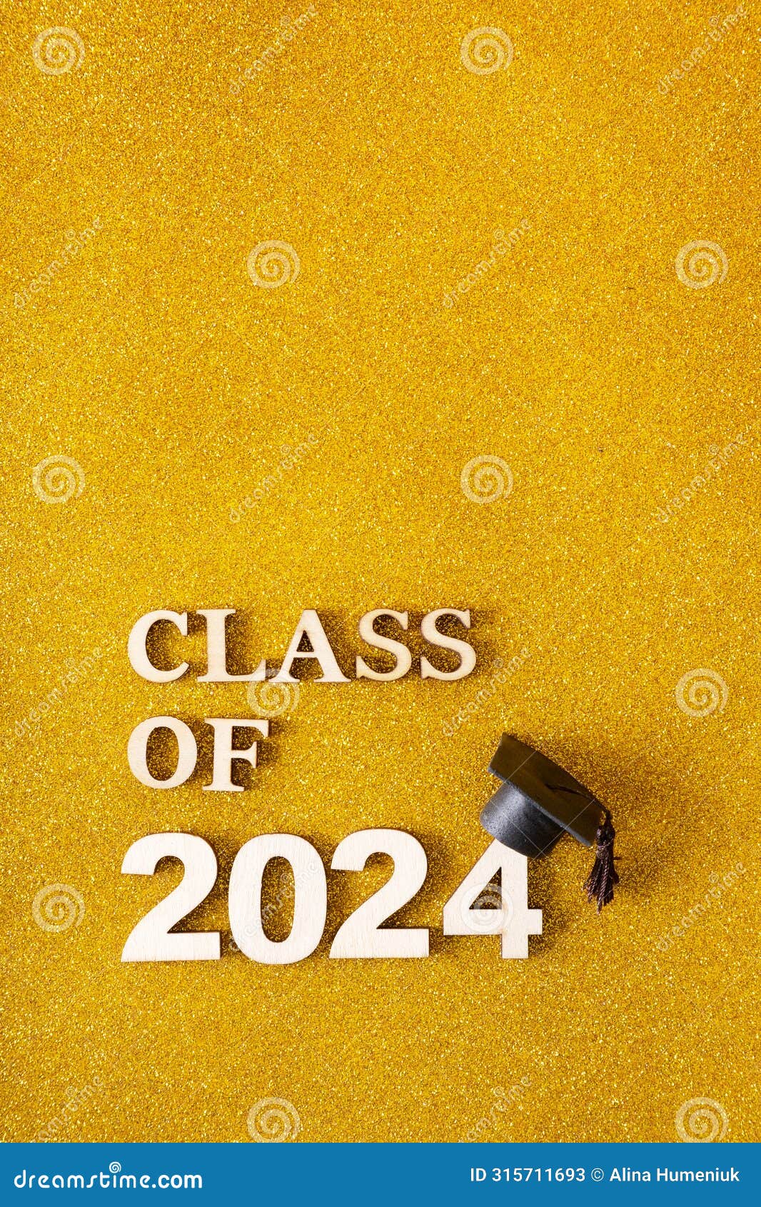 Class of 2024 Text with Graduation Cap on Glitter Background ...
