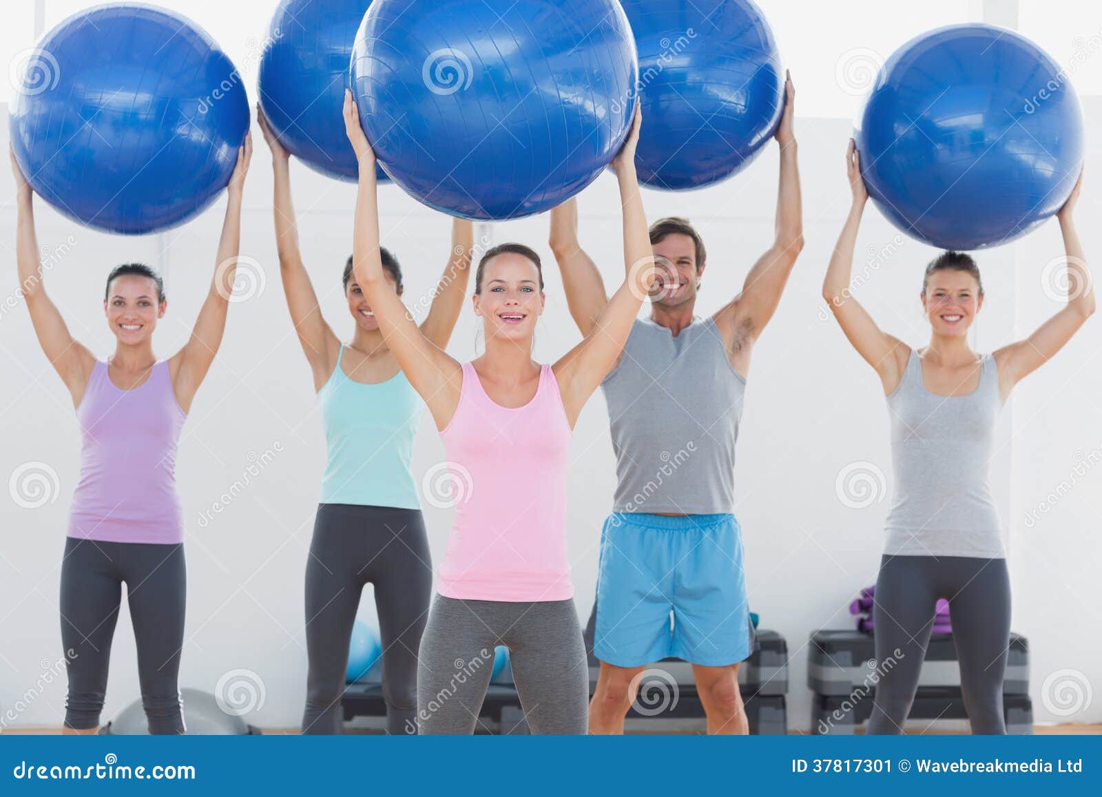 Classe De Forme Physique Supportant Des Boules D'exercice Au Studio De ...