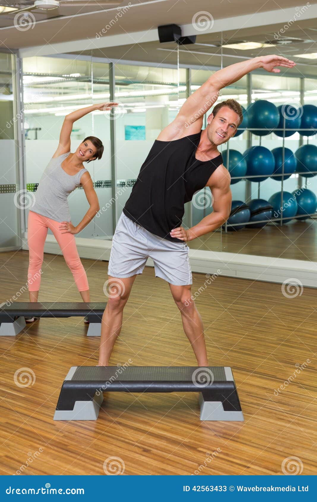 Classe Di Forma Fisica Che Fa Gli Step Immagine Stock - Immagine di ...