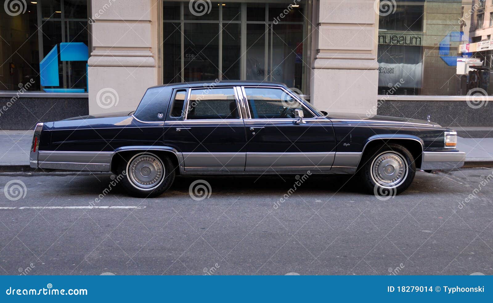 Classic American Limo editorial stock image. Image of tarmac - 18279014