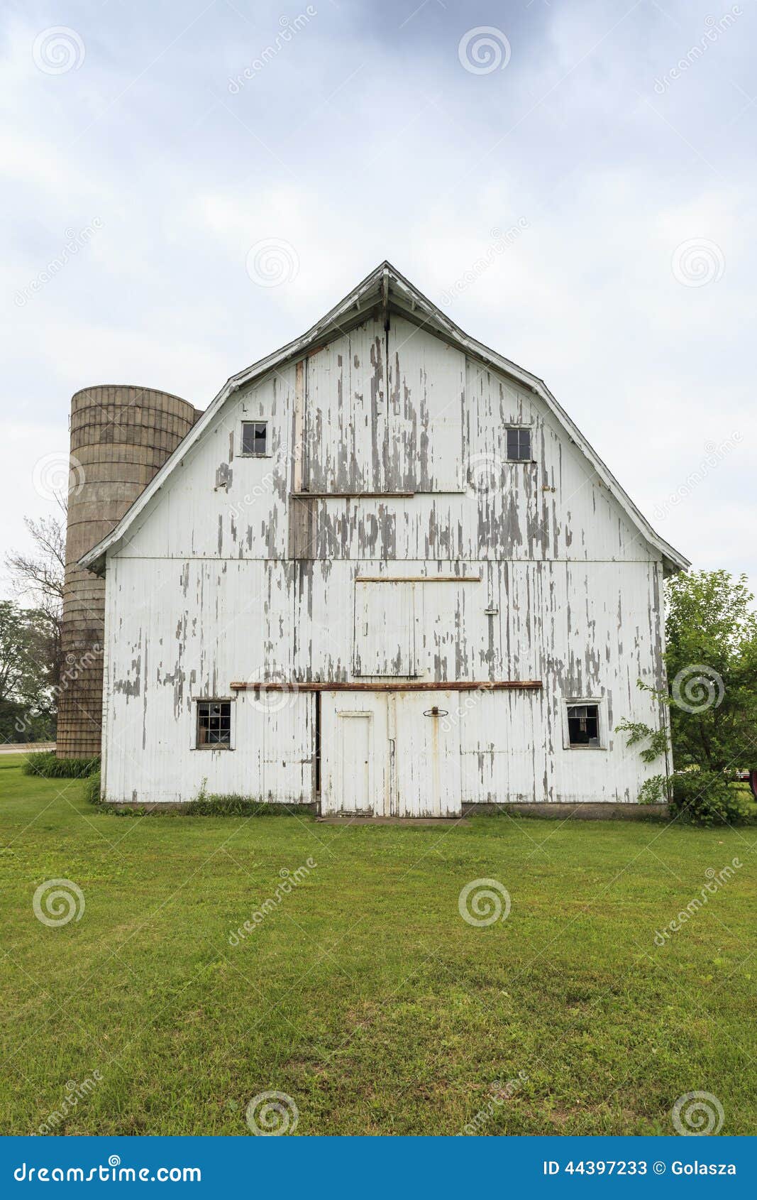 Classic Old Barn And Silo Stock Image | CartoonDealer.com #25923343