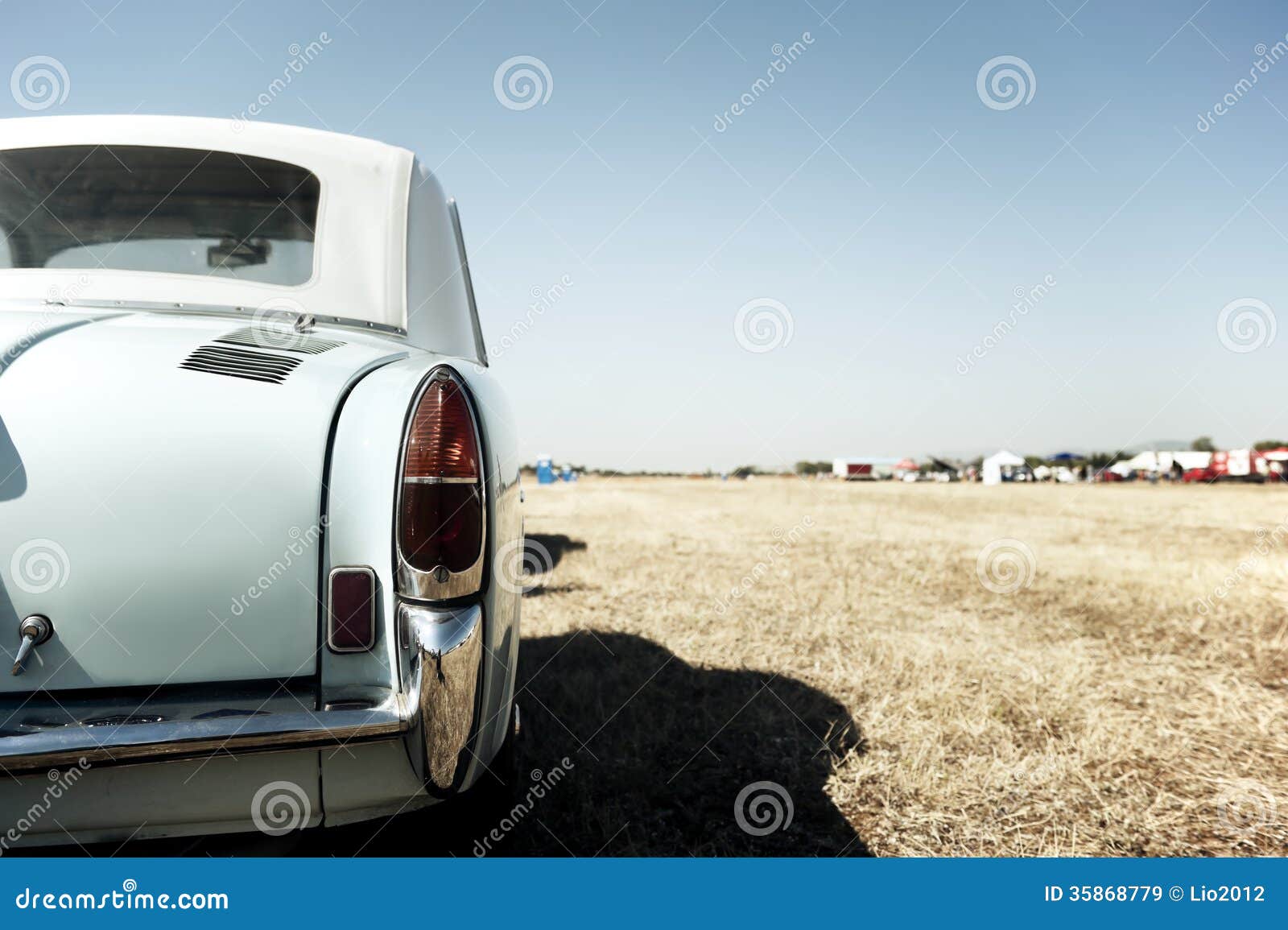 Classic car in a field stock image. Image of lamp, elegance - 35868779