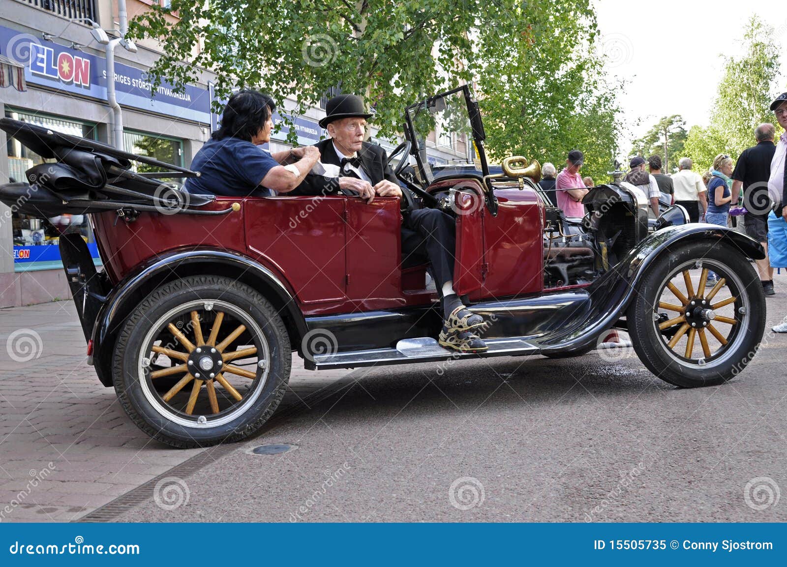 Classic car parade editorial image. Image of ford, clothes - 15505735