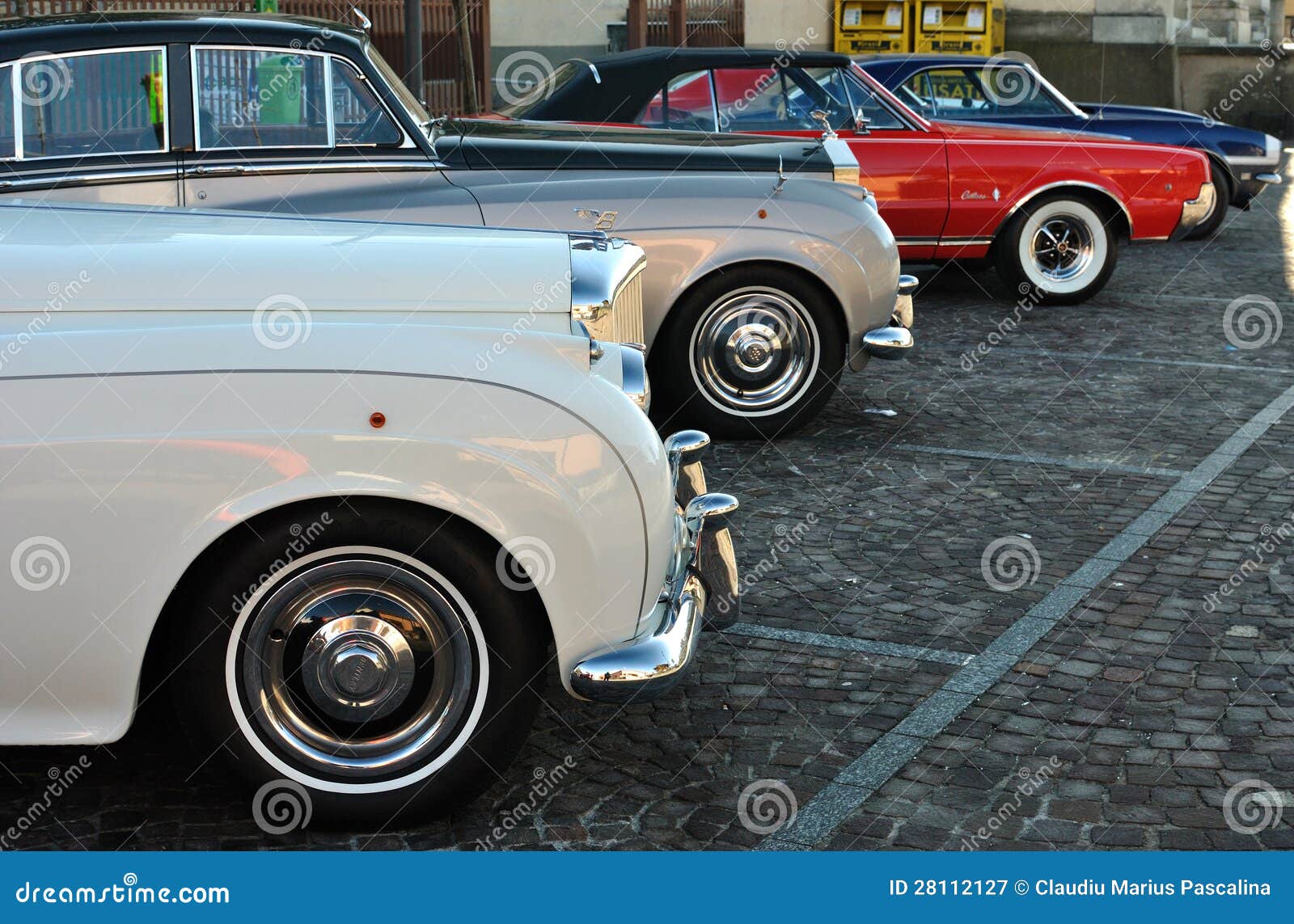 Classic cars in a raw editorial photography. Image of elegant - 28112127