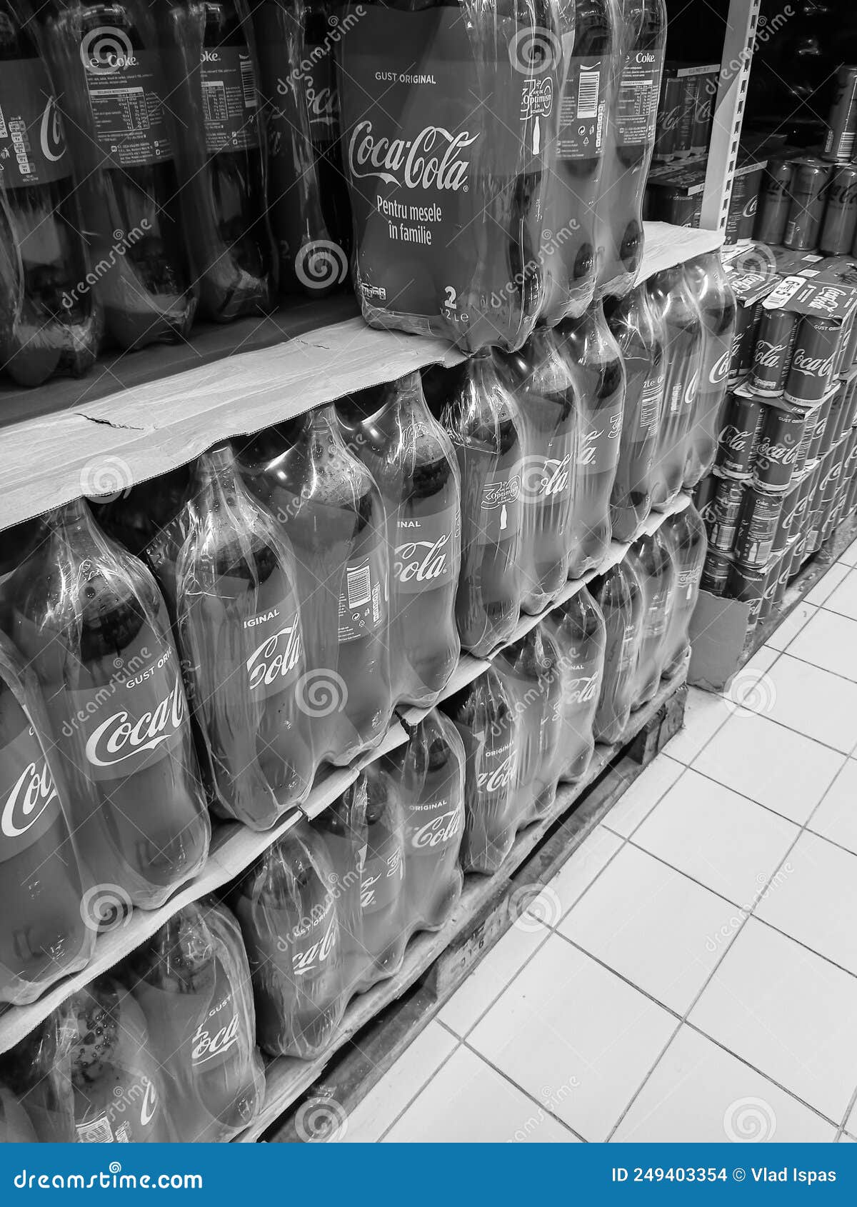 Classic Coca-Cola Can. Bucharest, Romania, 2022 Editorial Stock Image ...