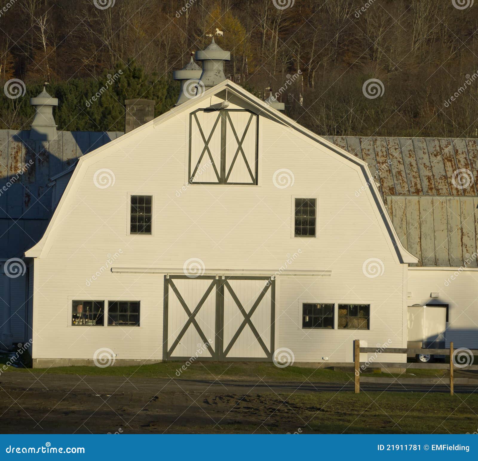 Classic horse barn stock image. Image of farmhouse, home - 21911781