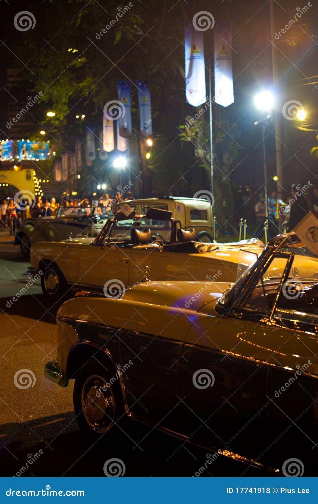 Classic Mercedes Benz Showcase Editorial Stock Photo - Image of display ...