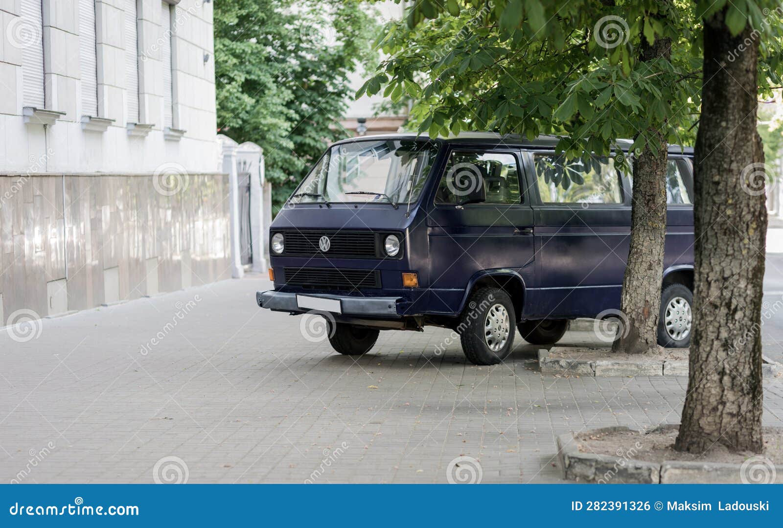 Classic van Volkswagen editorial photo. Image of volkswagen - 282391326