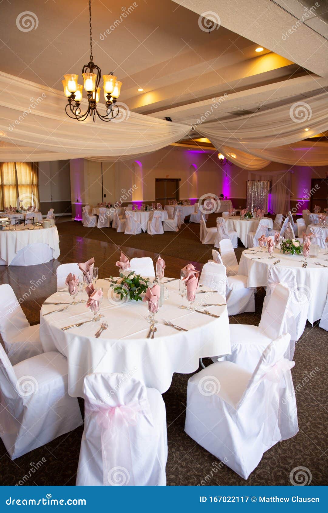 Classic White Linen Table Settings Stock Image - Image of tables ...