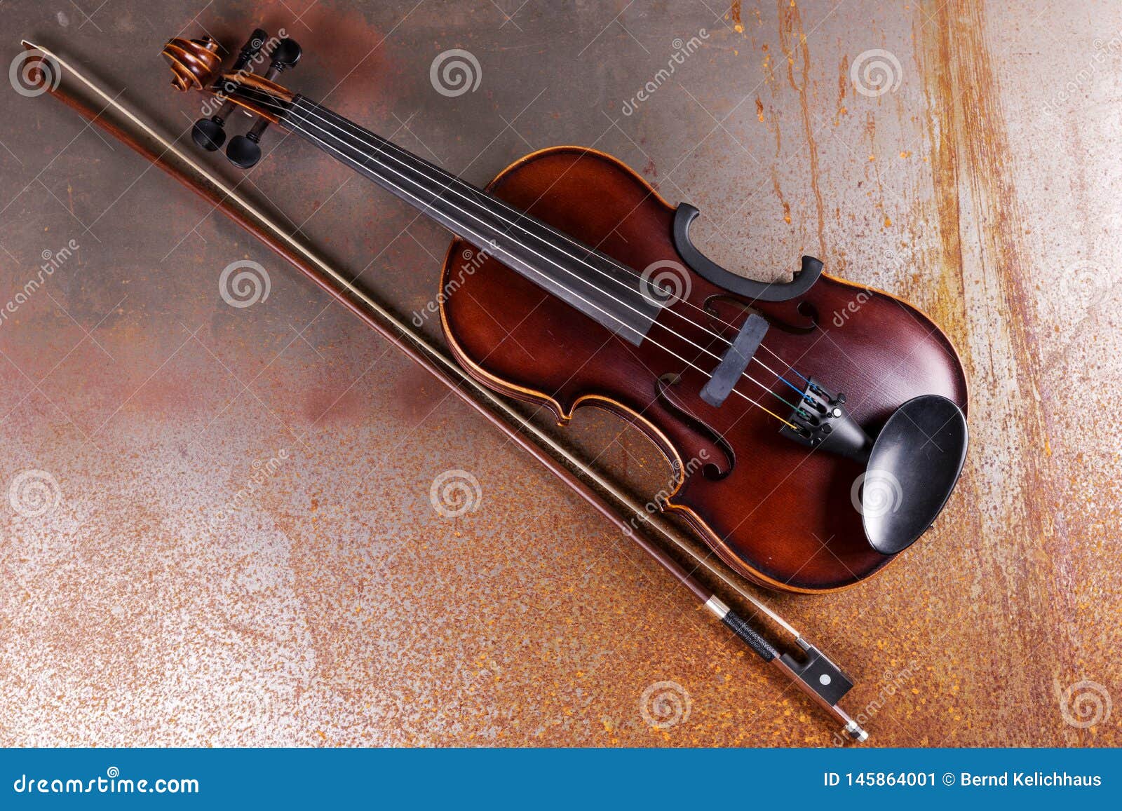 Classical Violin on Rusty Background. Studio Shot of Old Violin Stock ...