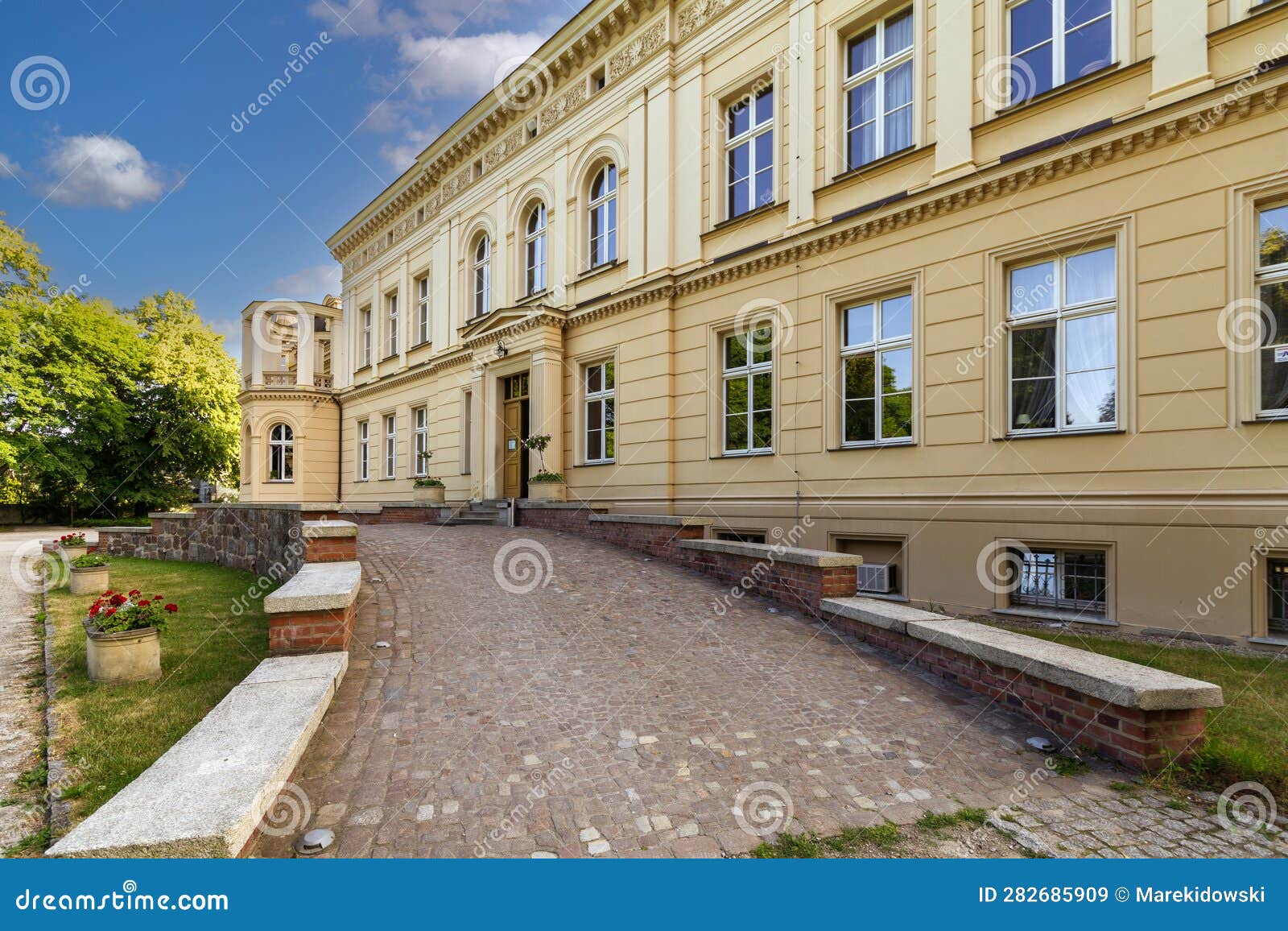 Palace and Park Complex in Ostromecko, Poland. Editorial Stock Image ...